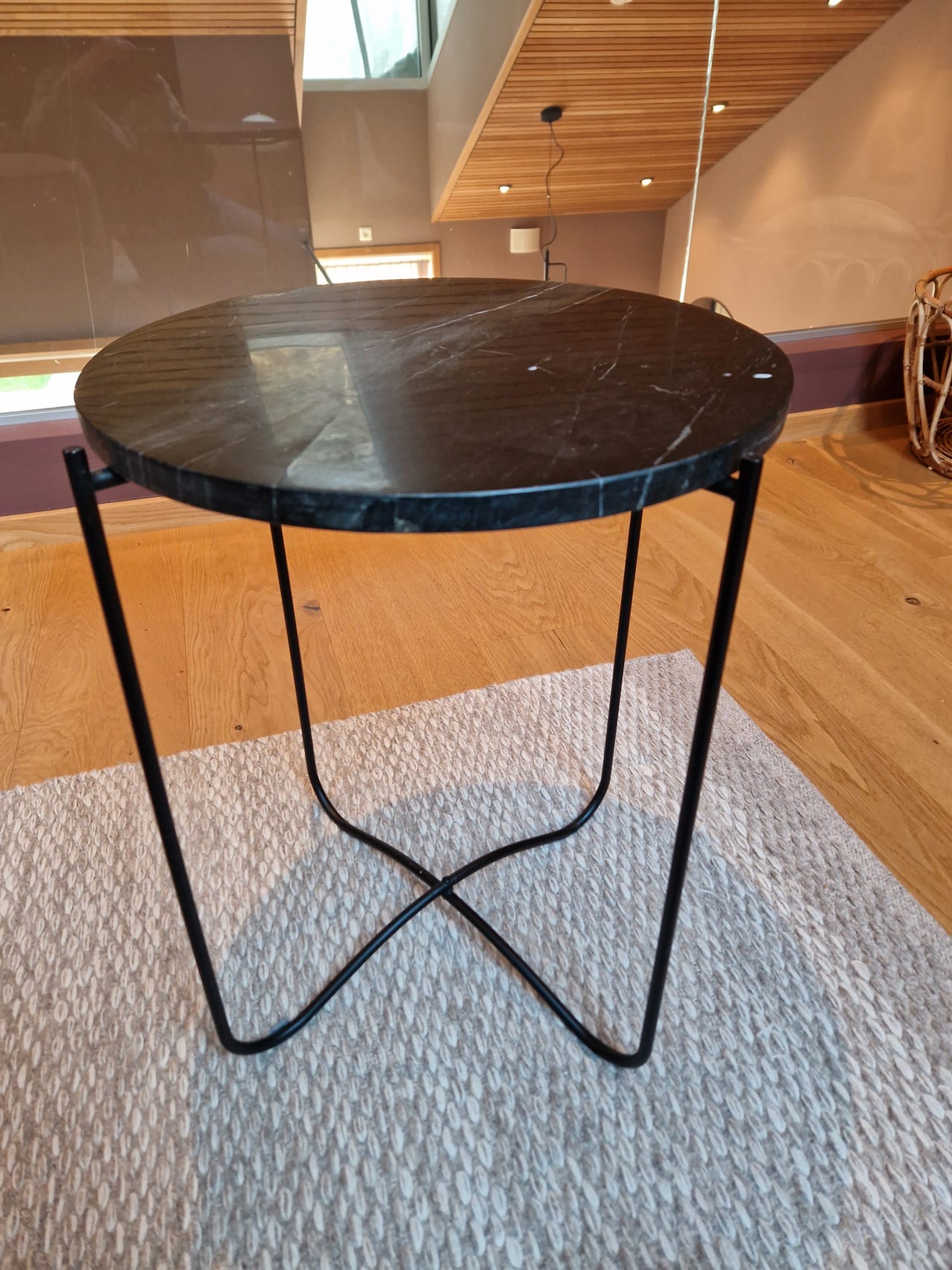 Sort "marmor" bord | FINN-torget