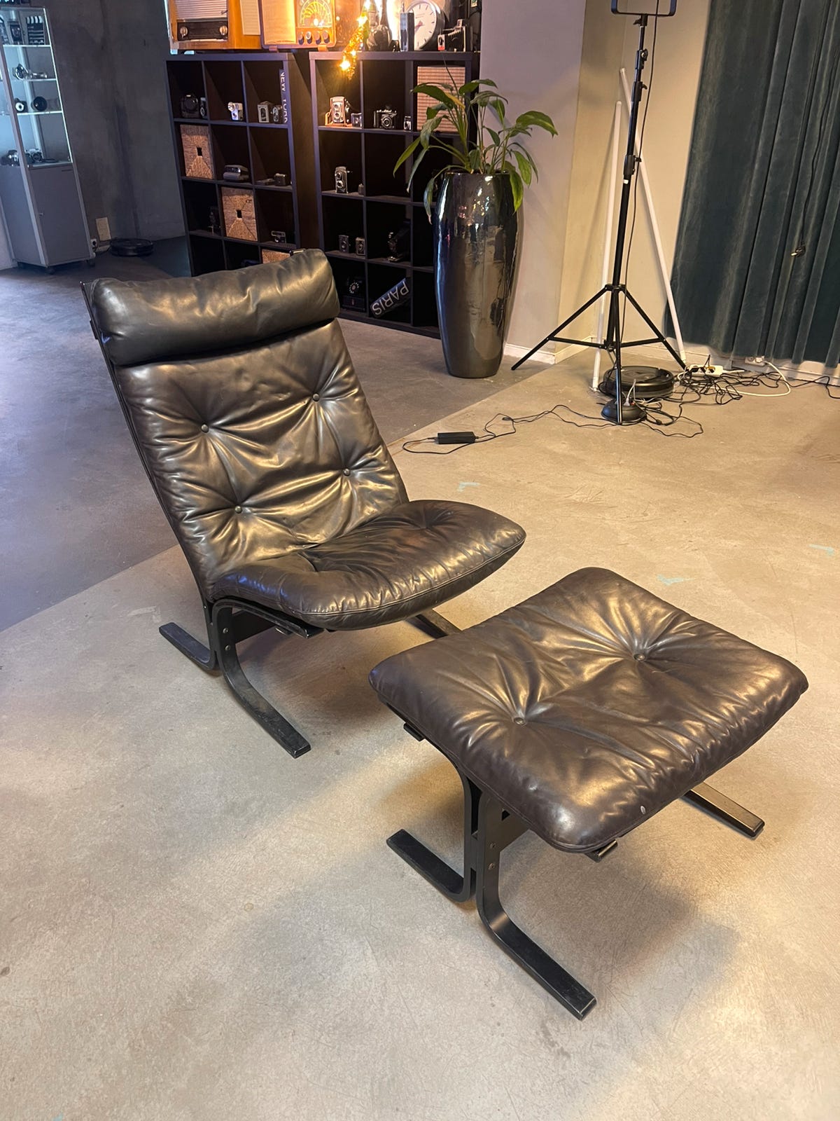 Designikonet Siesta av Ingmar Relling - høy med krakk i meget god stand ...