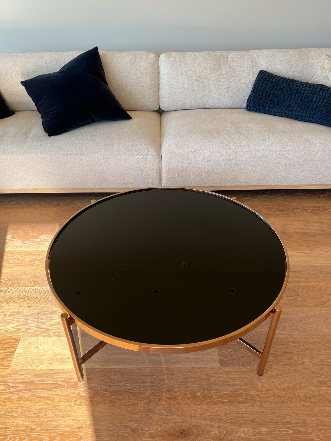 Bohus - Rundt sofabord sort glass og messing-detaljer | FINN-torget