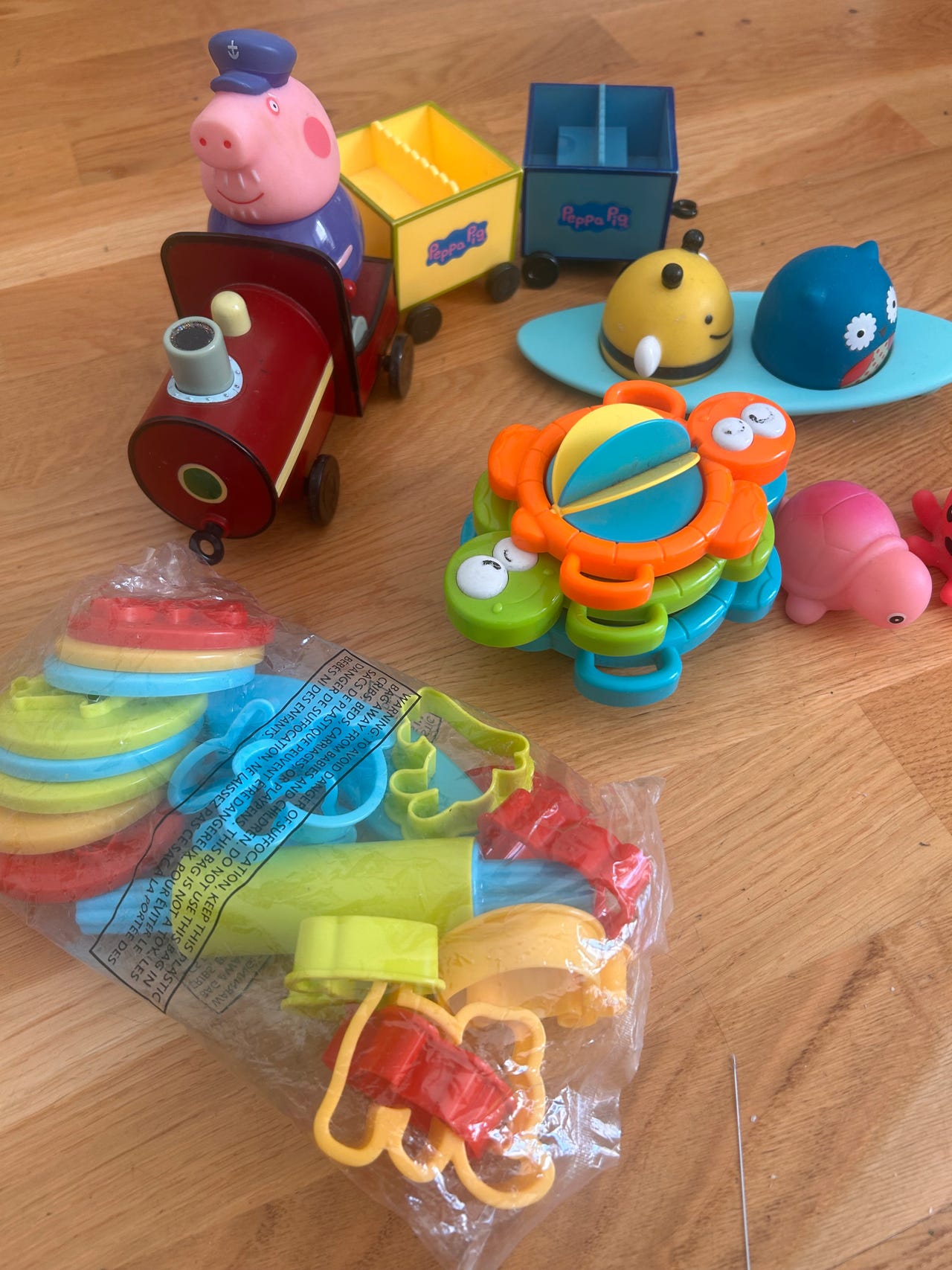 Pakke med Peppa Gris-toget, badeleker etc (1–5 år) | FINN-torget