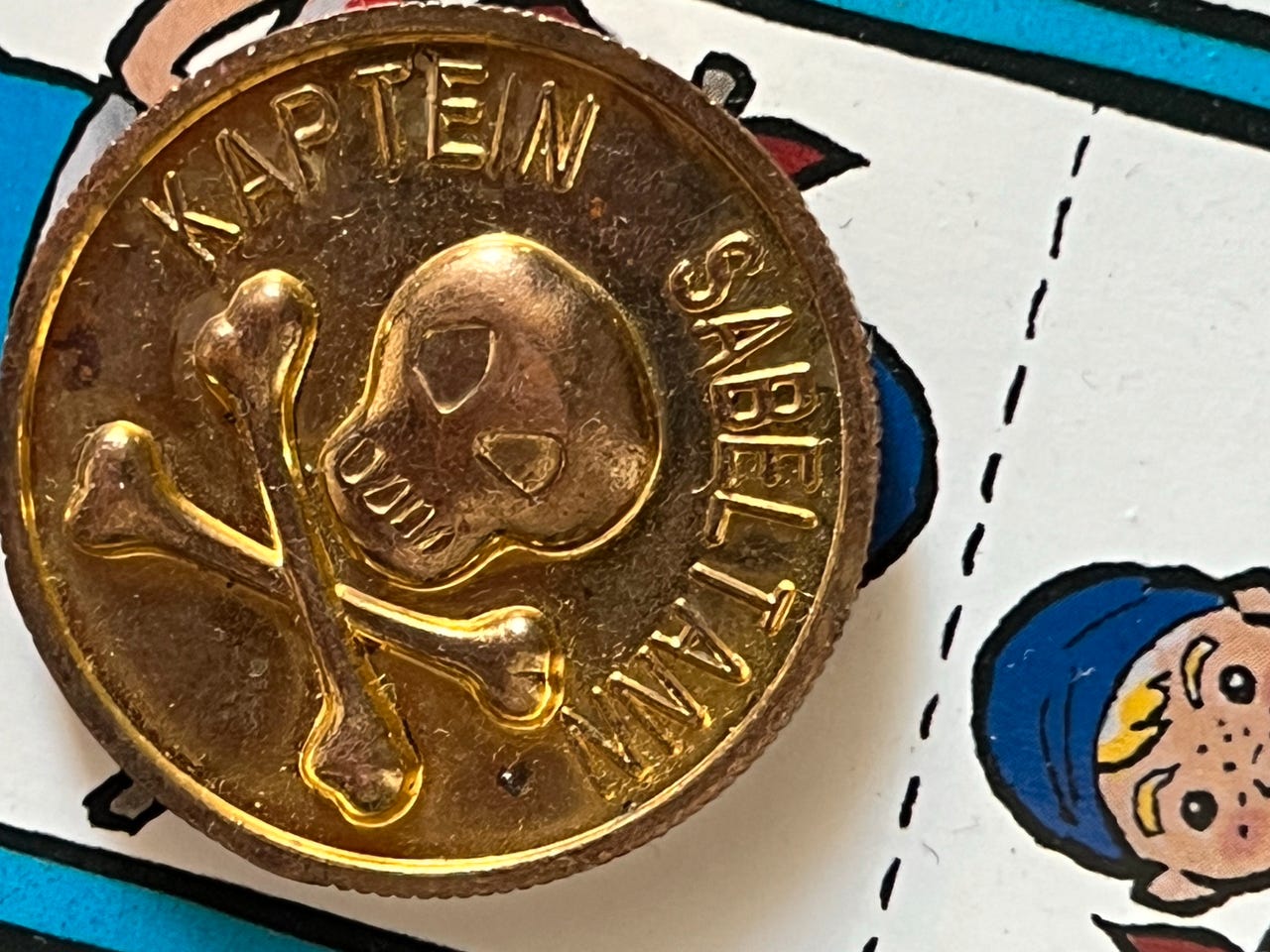 Vintage Kaptein Sabeltann-gullmynt | FINN-torget