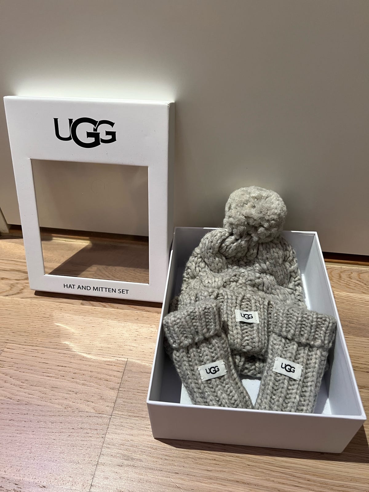 Ugg sett med lue og votter | FINN-torget