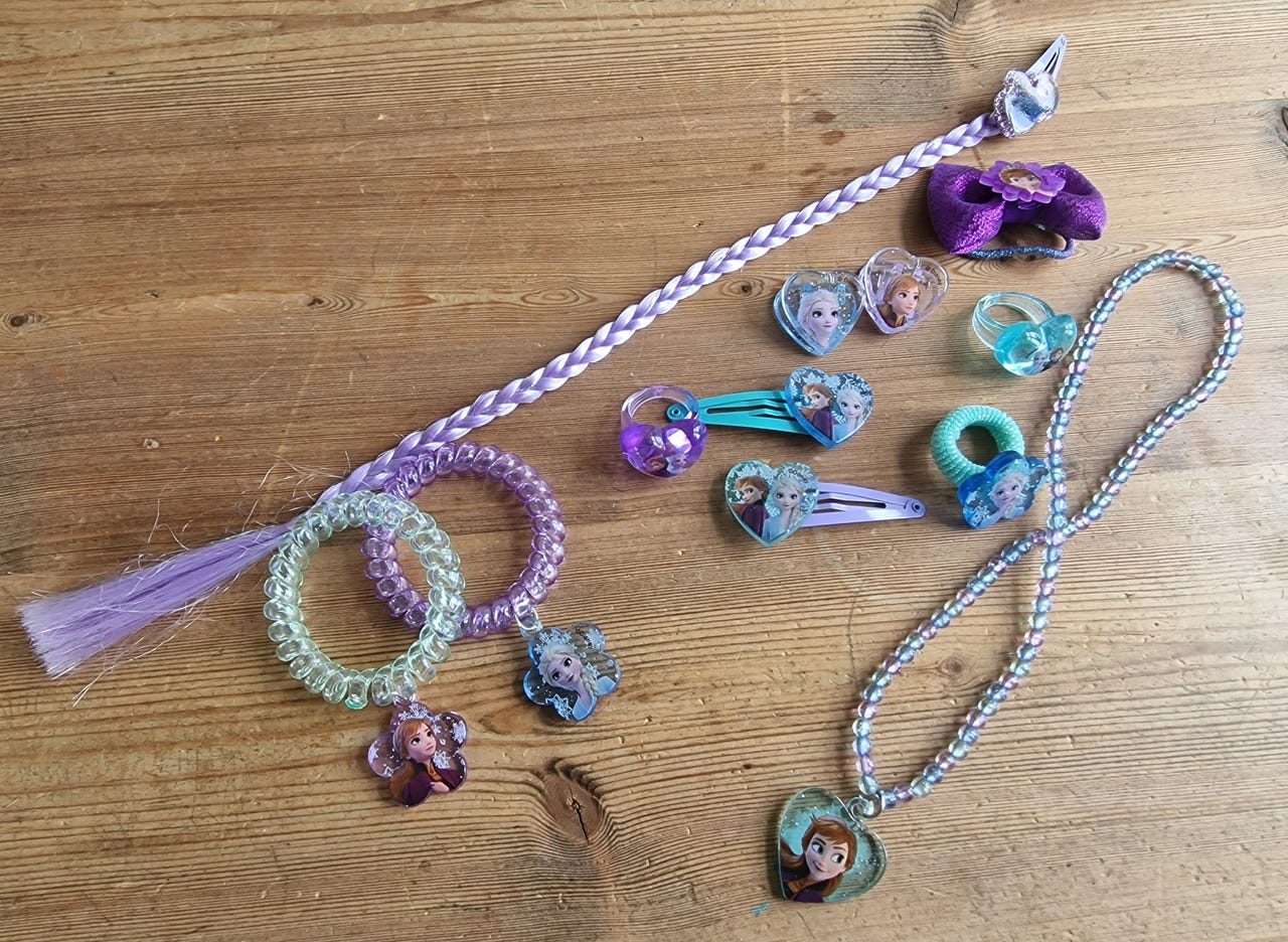 Stæsj med Elsa og Anna fra Frost | FINN-torget