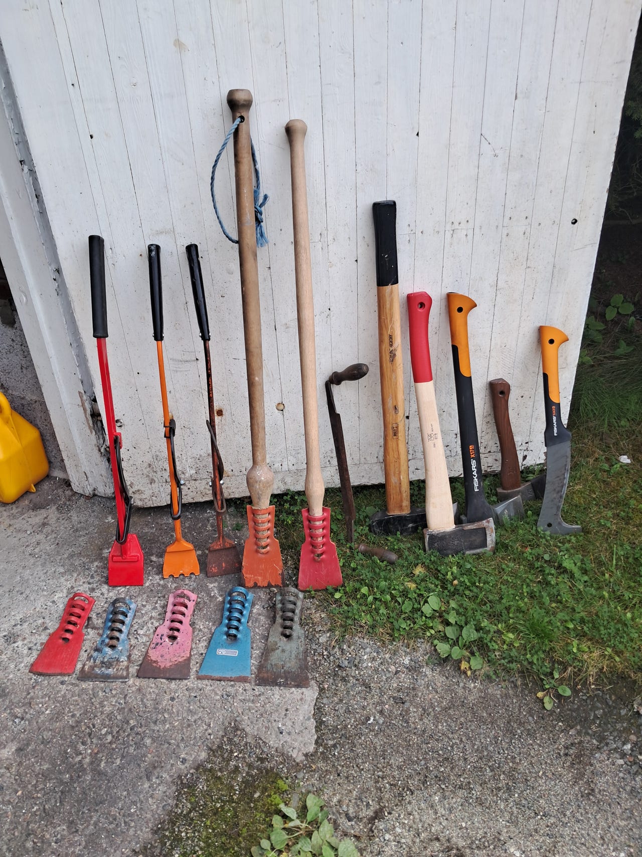 Fellespett, kløyveøkser, barkespader, ryddekniv, turøks og bandkniv ...