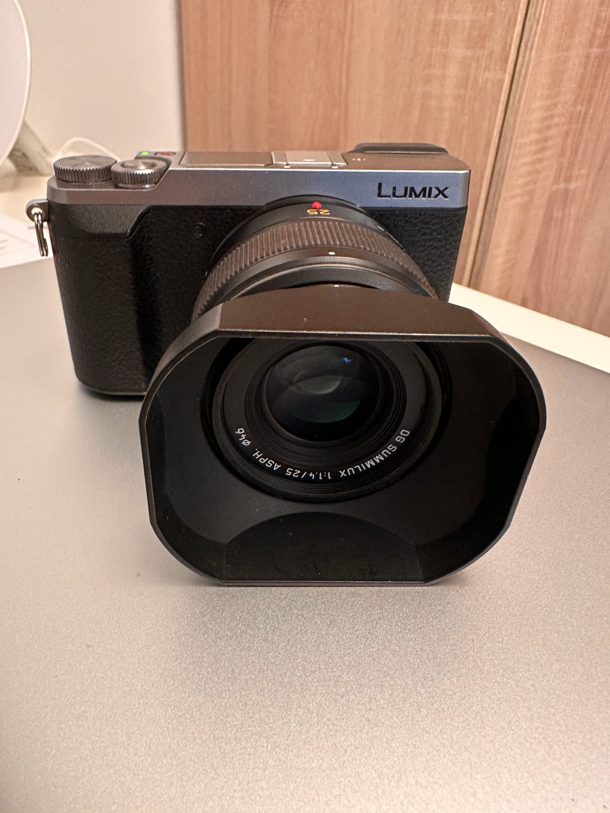 Lumix gx80 med leica dg summilux 25mm f1.4 og 3 batterier | FINN-torget