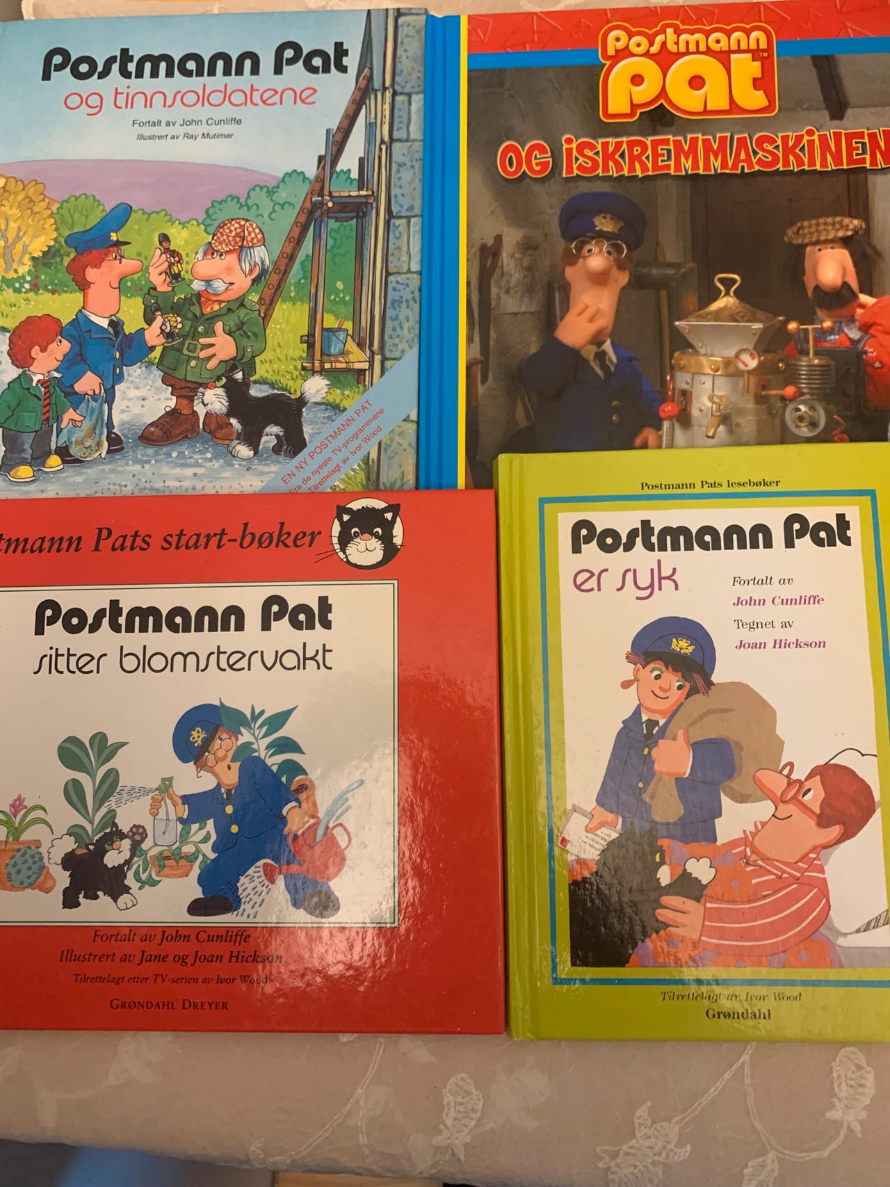 Postmann Pat er syk,P.P sitter blomstervakt, og tinnslodatene, og ...