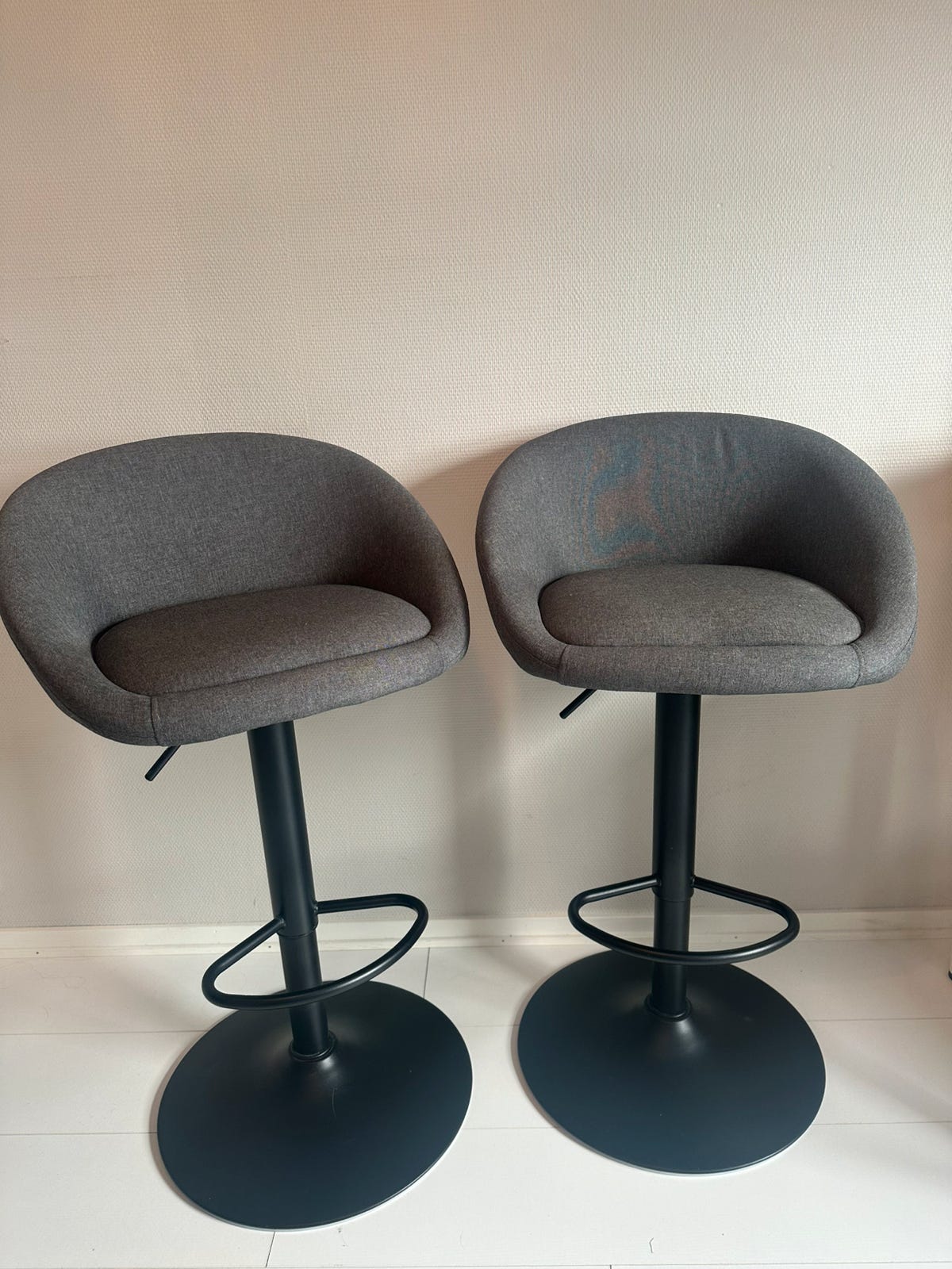 Grå barstoler 2 stk | FINN-torget