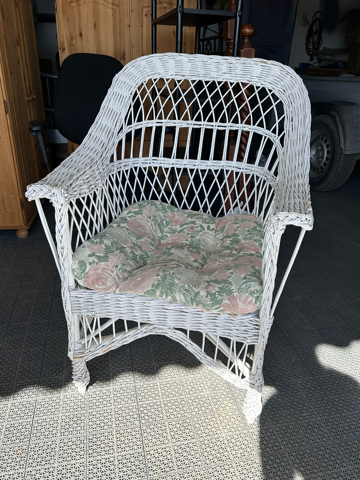 Hvit Kurvestol med pute | FINN-torget