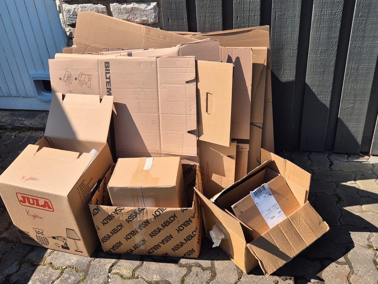 Mange flytteesker selges | FINN-torget