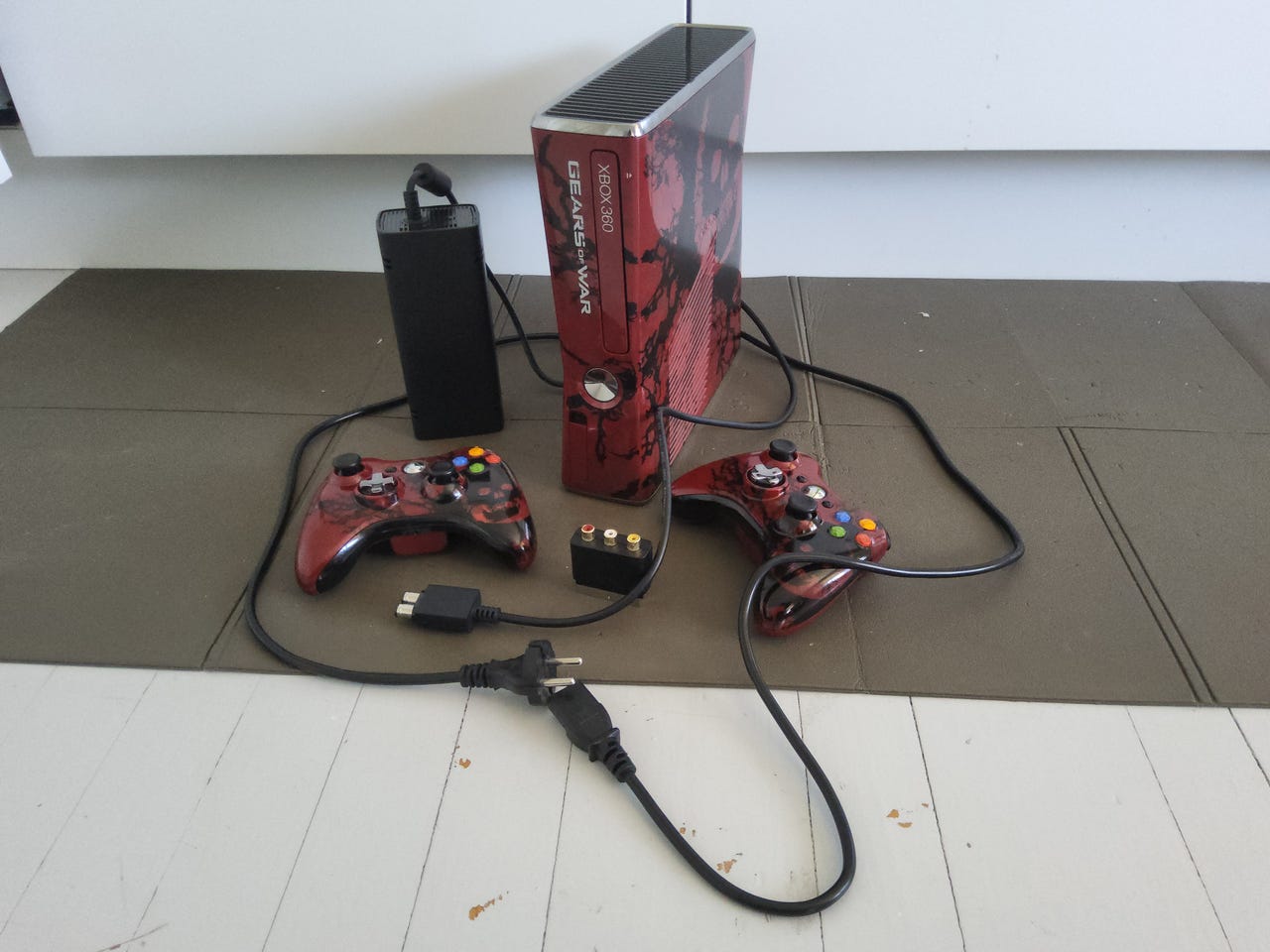XBOX 360 Console Bundle SPECIAL EDITION With 2 CONTROLLERS And GEARS OF ...