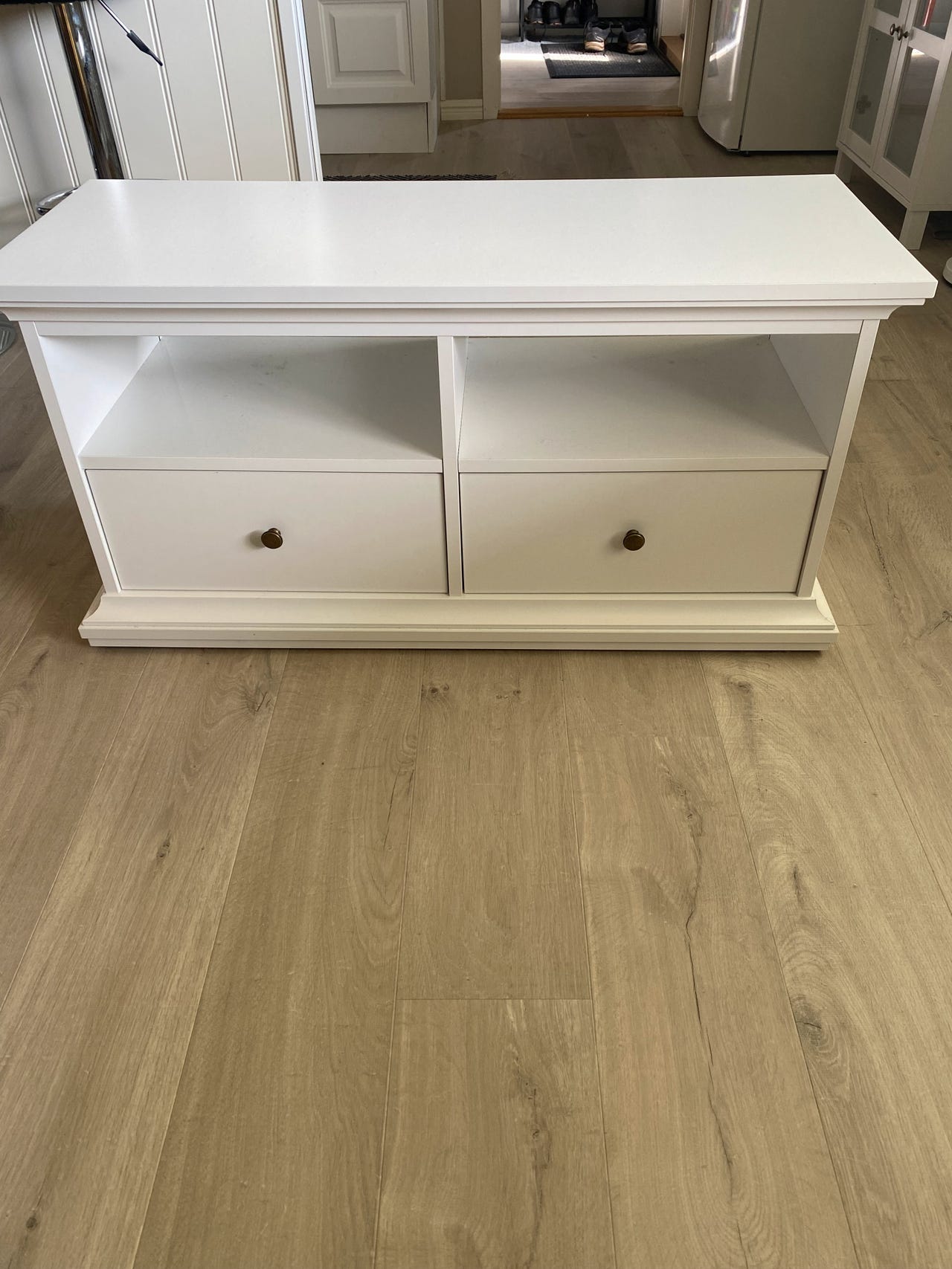 Hvit tv-benk | FINN-torget