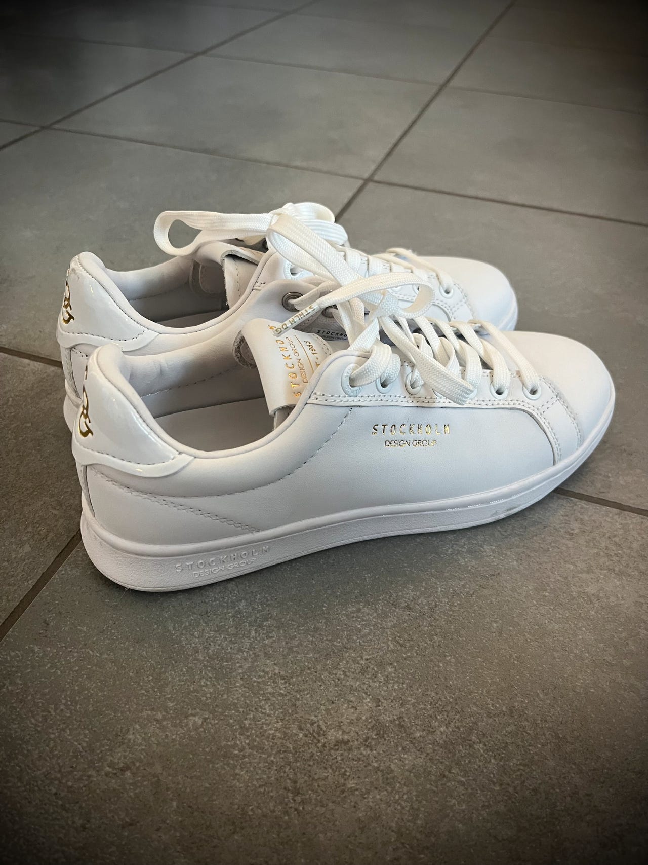 Hvite Stockholm sneakers - som ny | FINN-torget