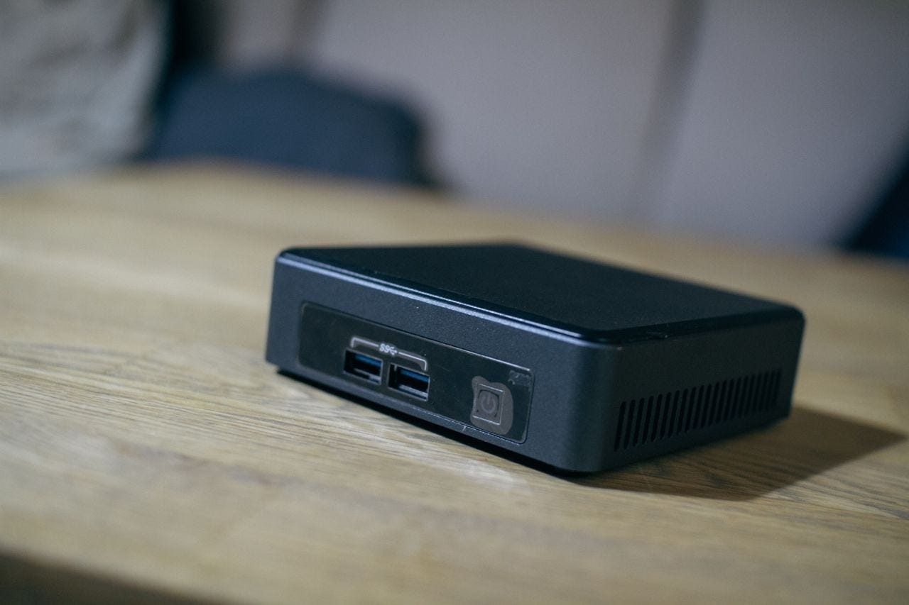Intel NUC mini-PC med i3-7. gen CPU, 256GB SSD, 8GB DDR4 RAM og Windows ...