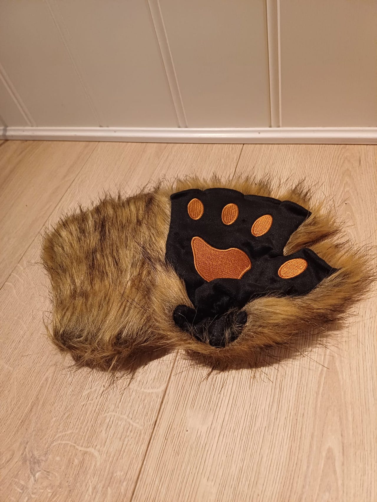 Therian paws | FINN-torget