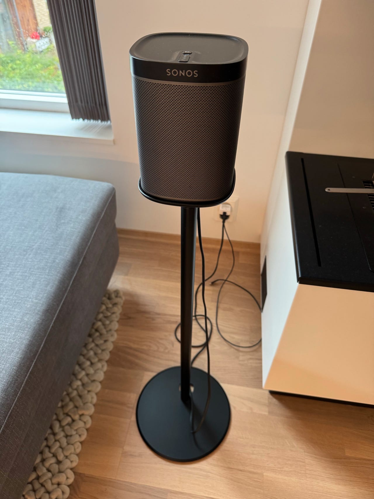 To stk Sonos Play 1 med ett stativ | FINN-torget