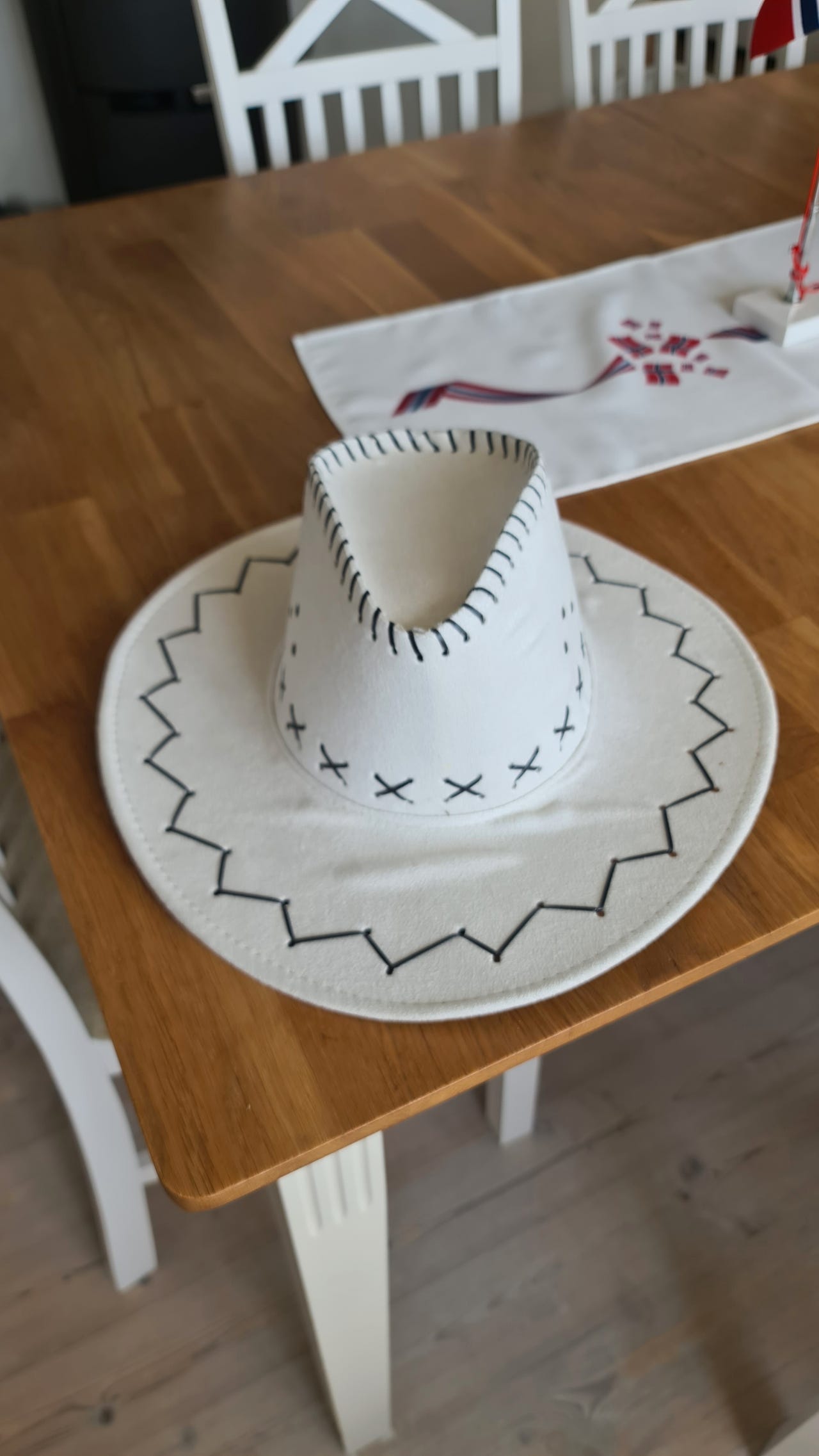 Hvit cowboyhatt søker ny eier | FINN-torget