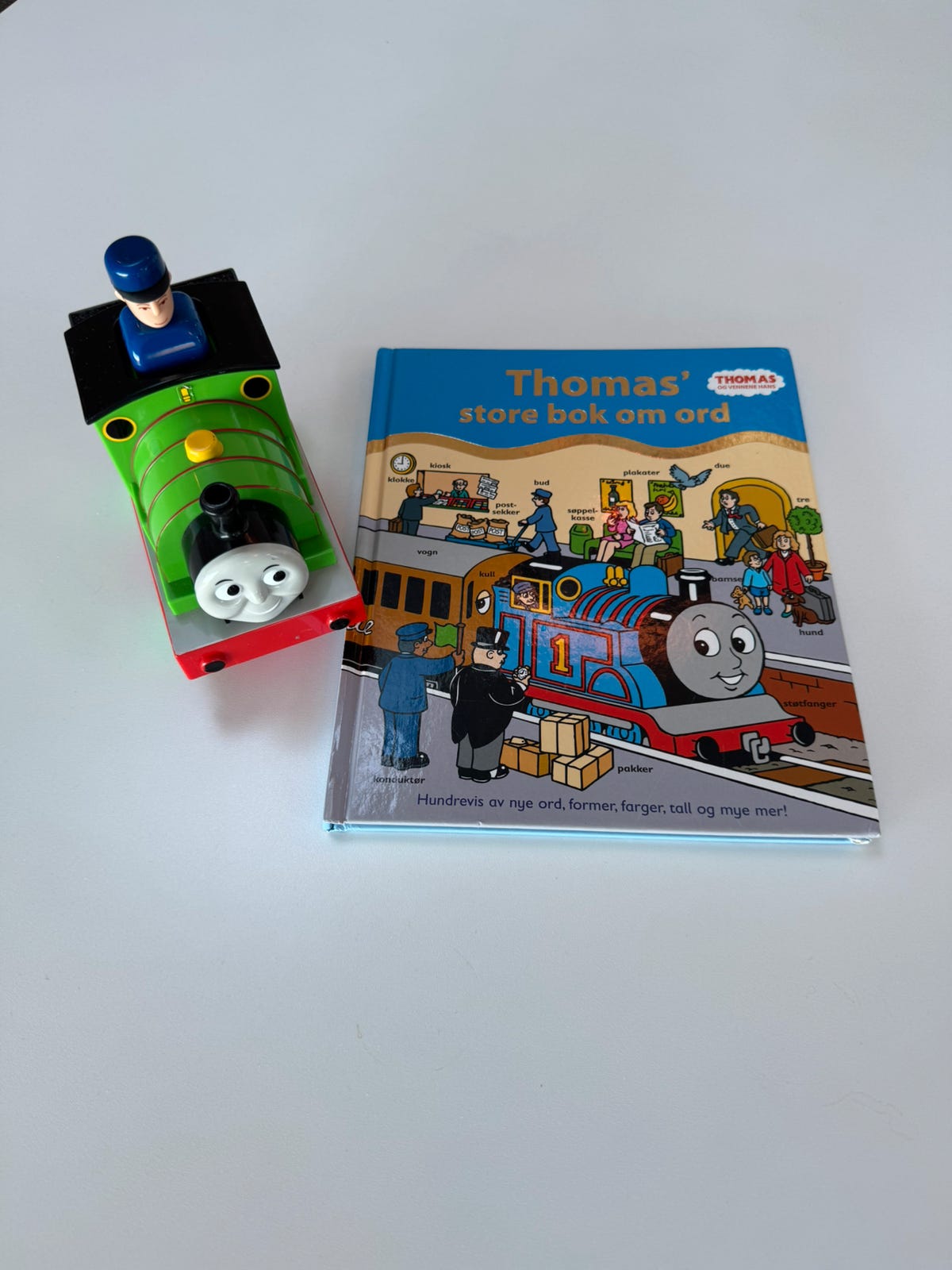 Thomas toget Percy og Thomas’ store bok om ord selges samlet. | FINN-torget
