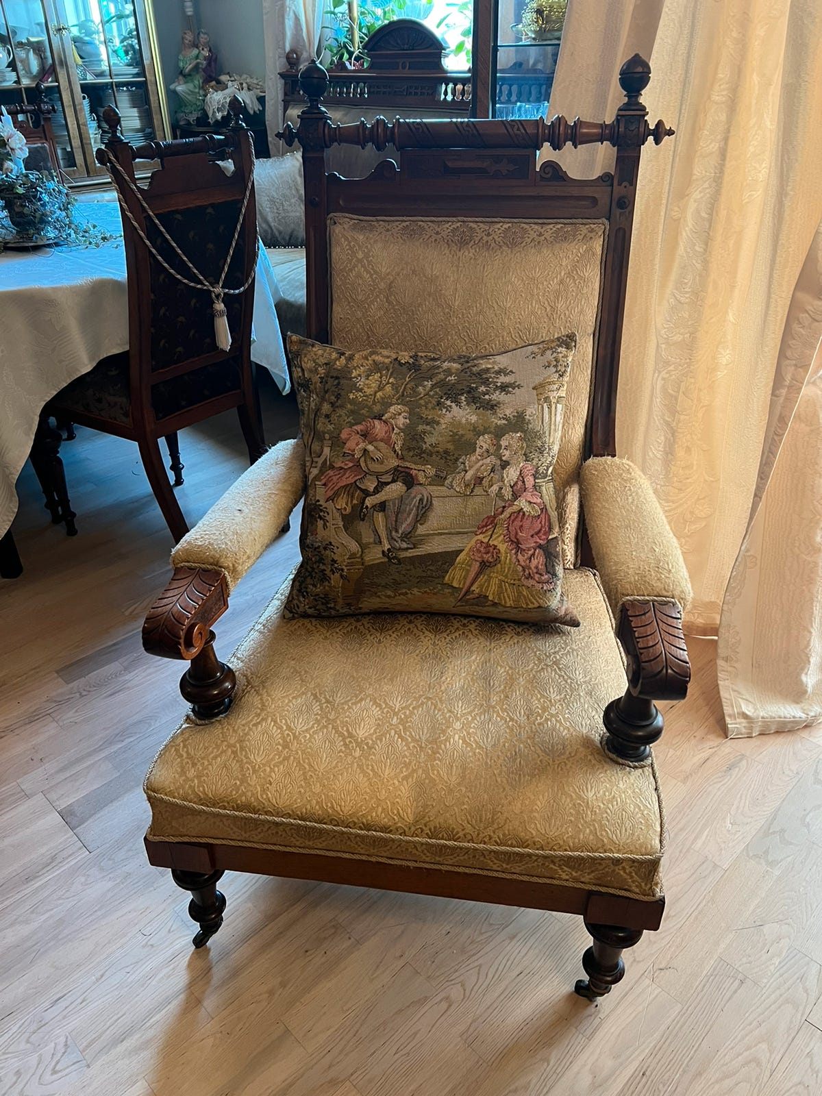 Herskaplig og god stol i klunkestil | FINN-torget