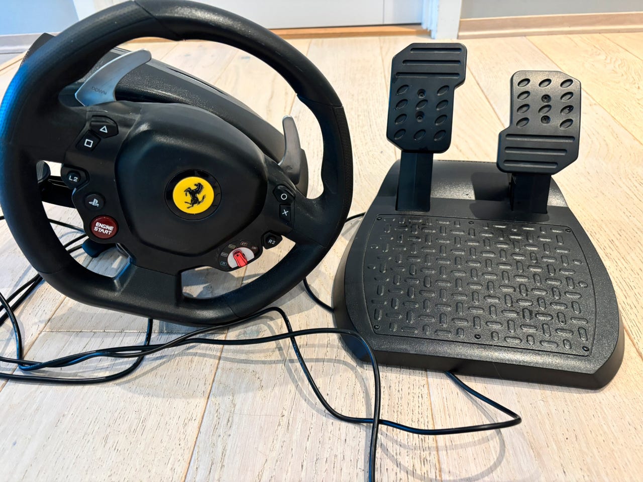 Thrustmaster T80 Ferrari ratt og pedaler til PS4 | FINN-torget
