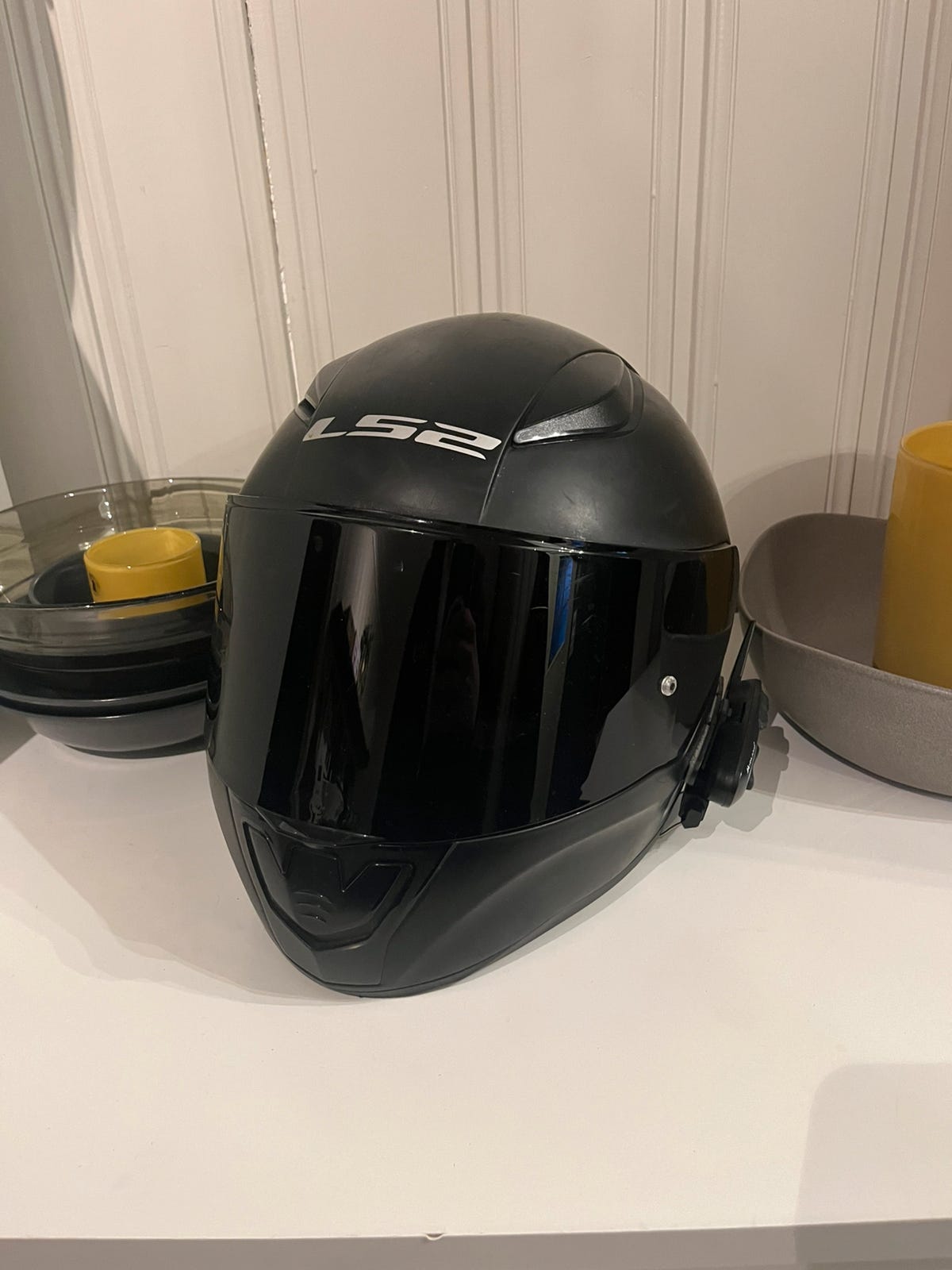 LS2 MC-hjelm med sotet visir og intercom | FINN-torget