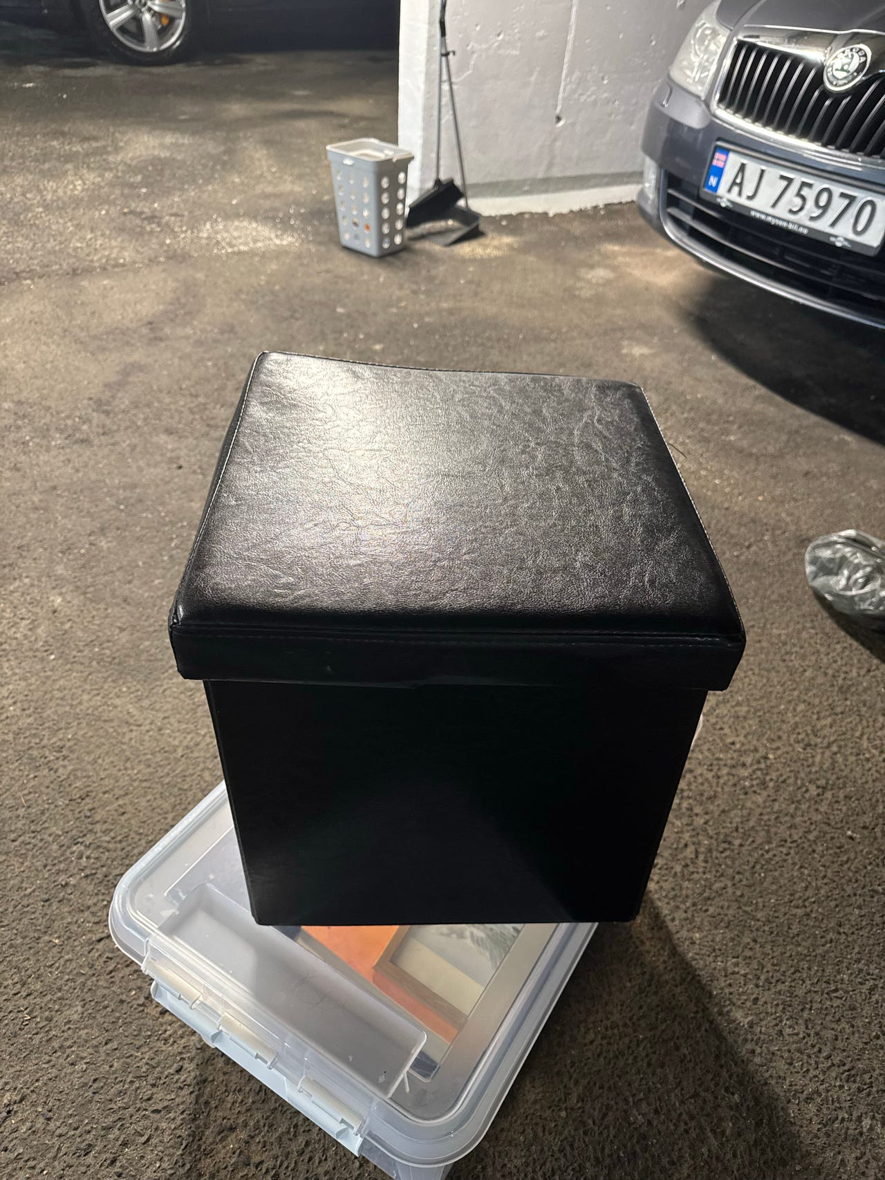 Liten puff med oppbevaring gis bort | FINN-torget