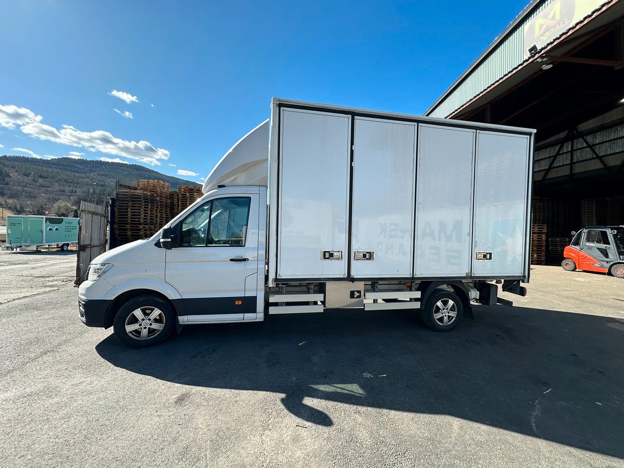 Volkswagen Crafter Skapbil, med lift til leie, varebil, flyttebil ...