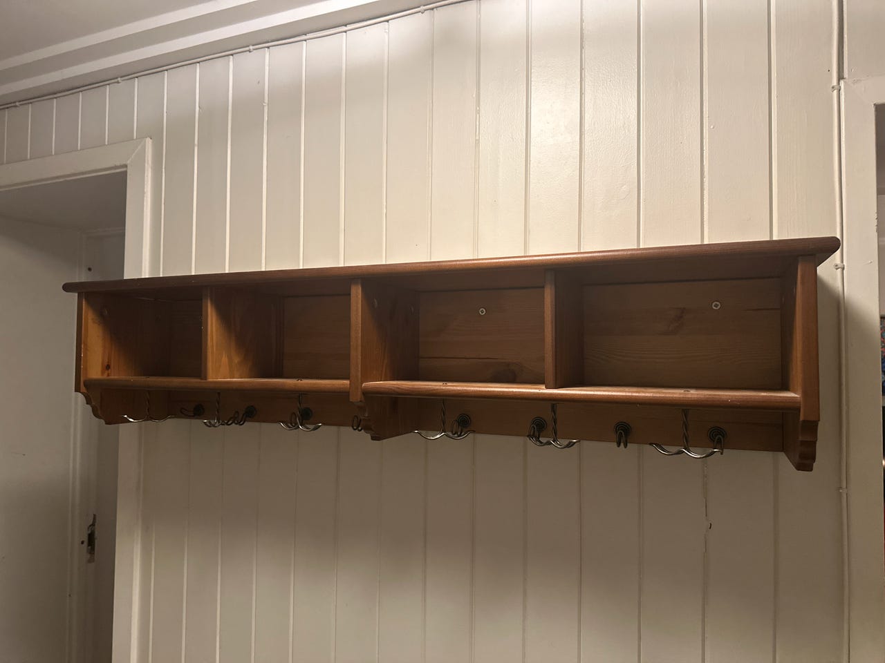 Hylle med knagger og oppbevaring | FINN-torget