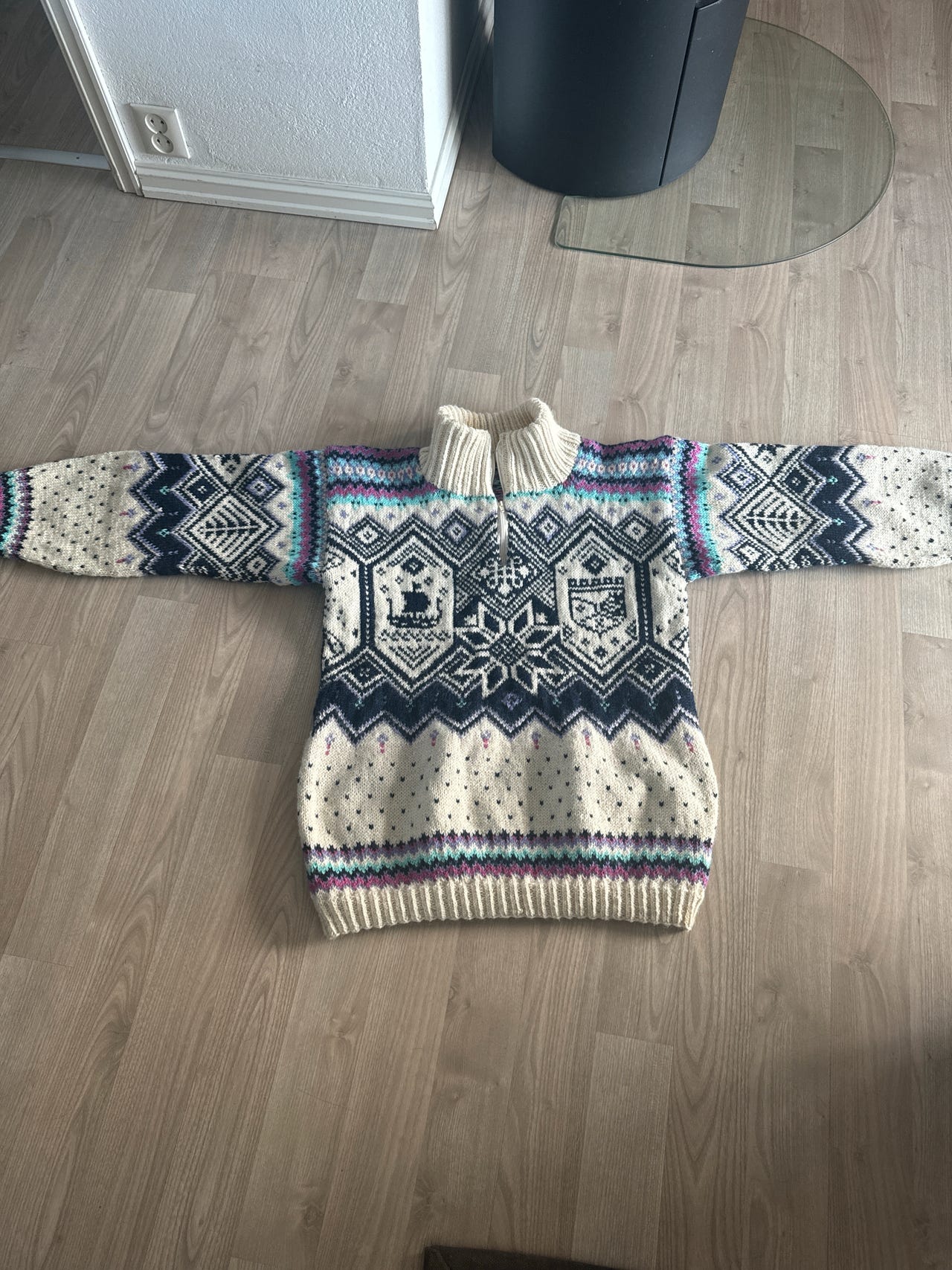 Ubrukt VM-genser selges pga den er for stor. | FINN-torget