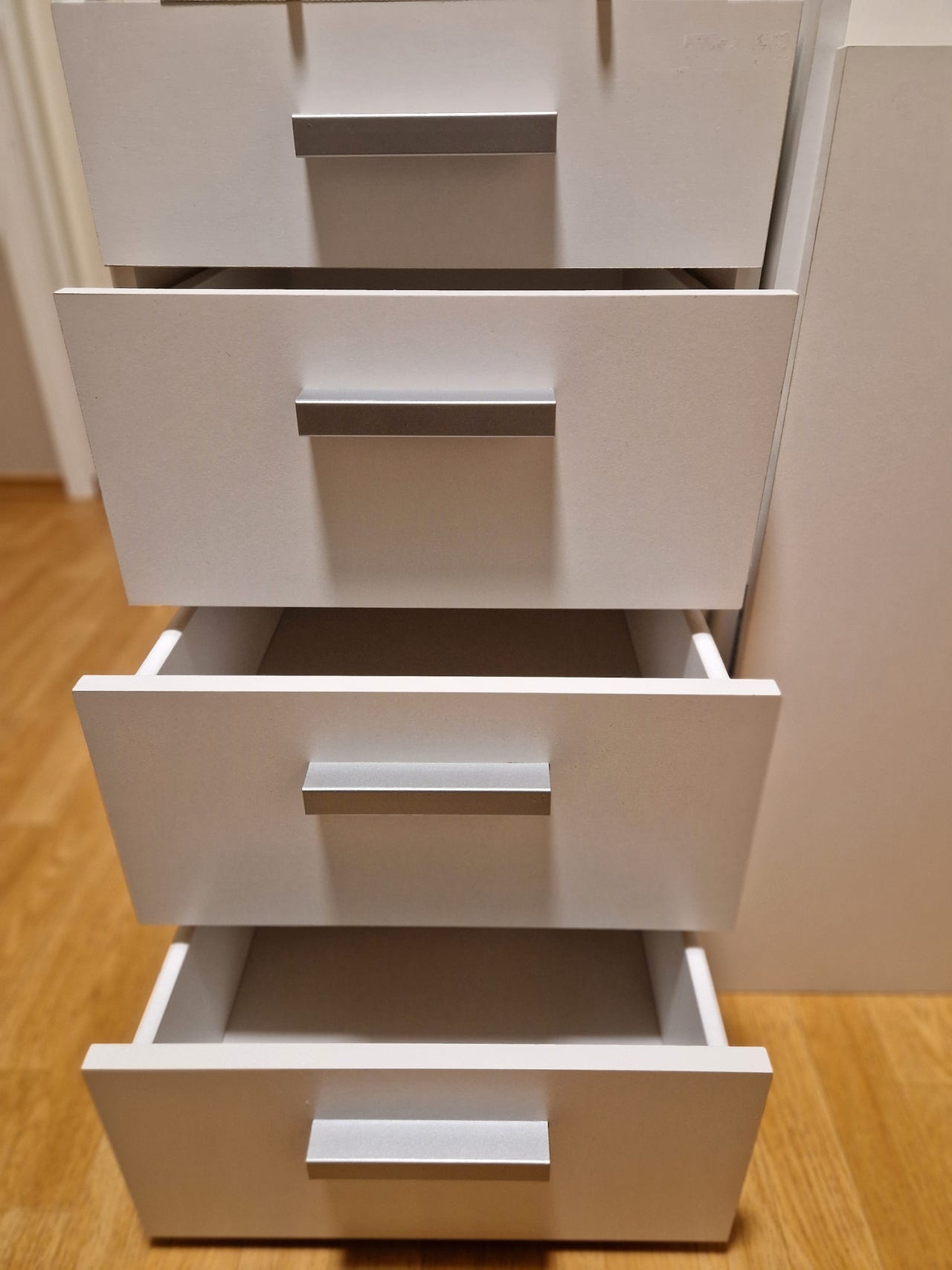 Pult med overhylle skuffseksjon og skap | FINN-torget