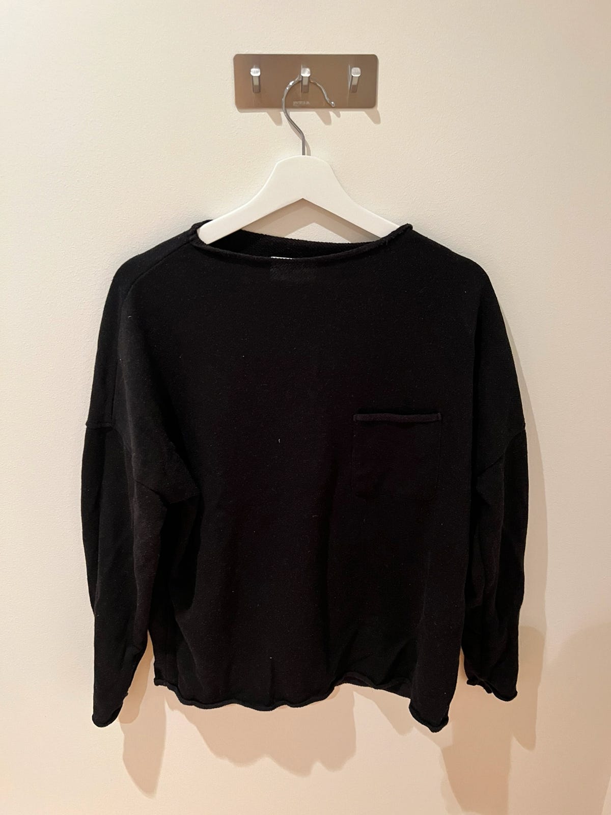 Sort genser fra VAILENT PURE – str. S/M – minimalistisk stil | FINN-torget