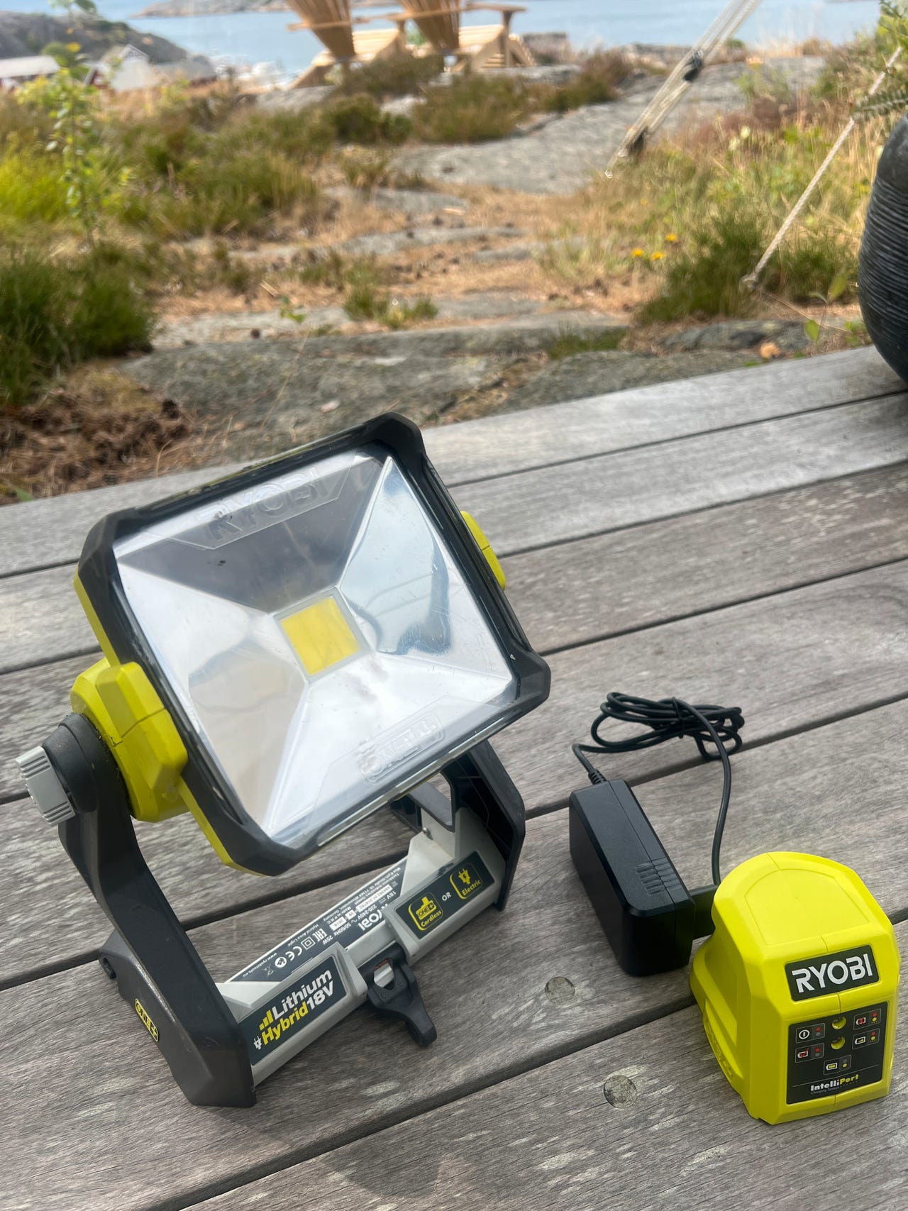 Ryobi arbeidslys leies ut m/batteri og lader | FINN-torget