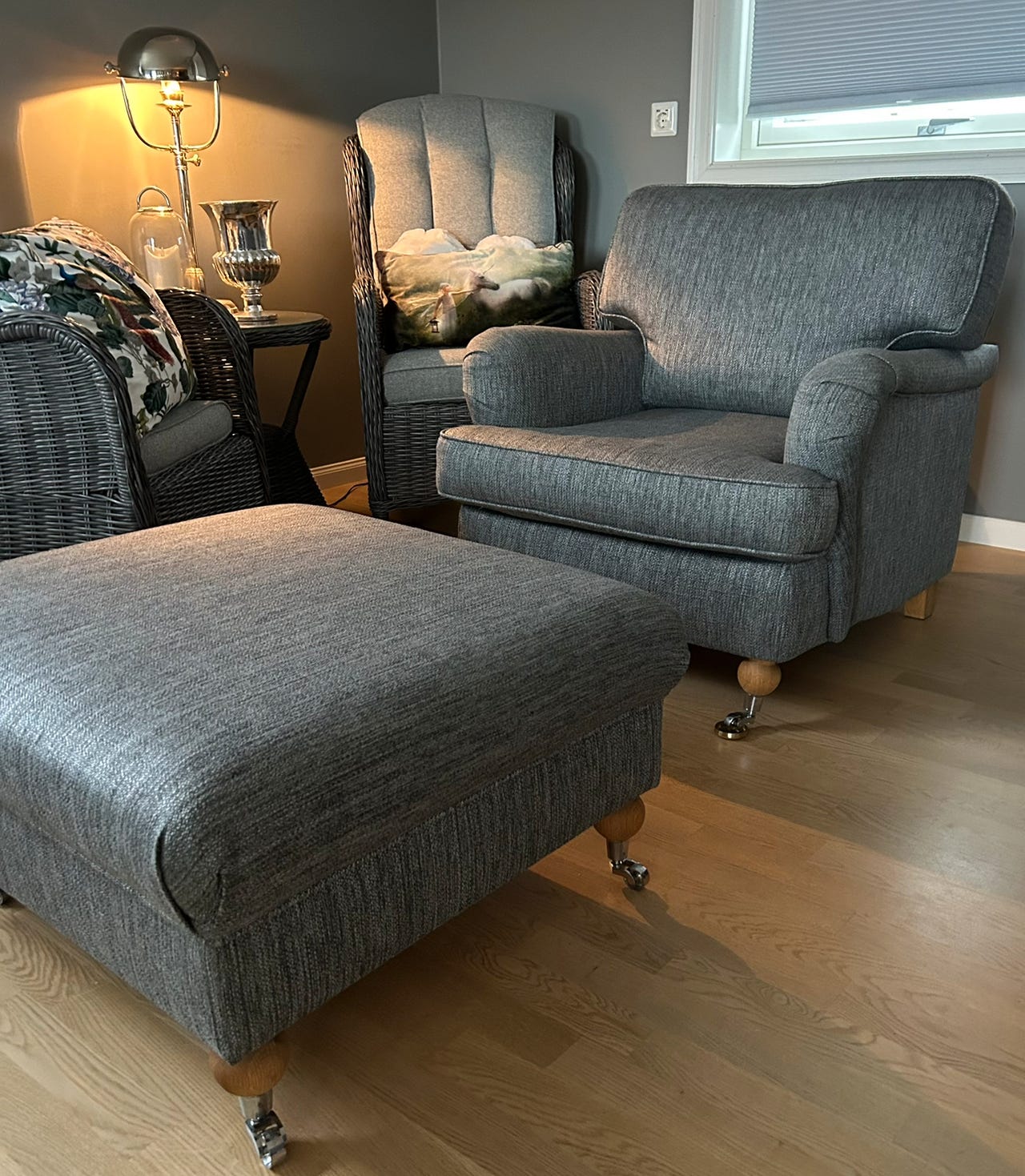 Lekker stol med puff selges samlet Howard | FINN-torget