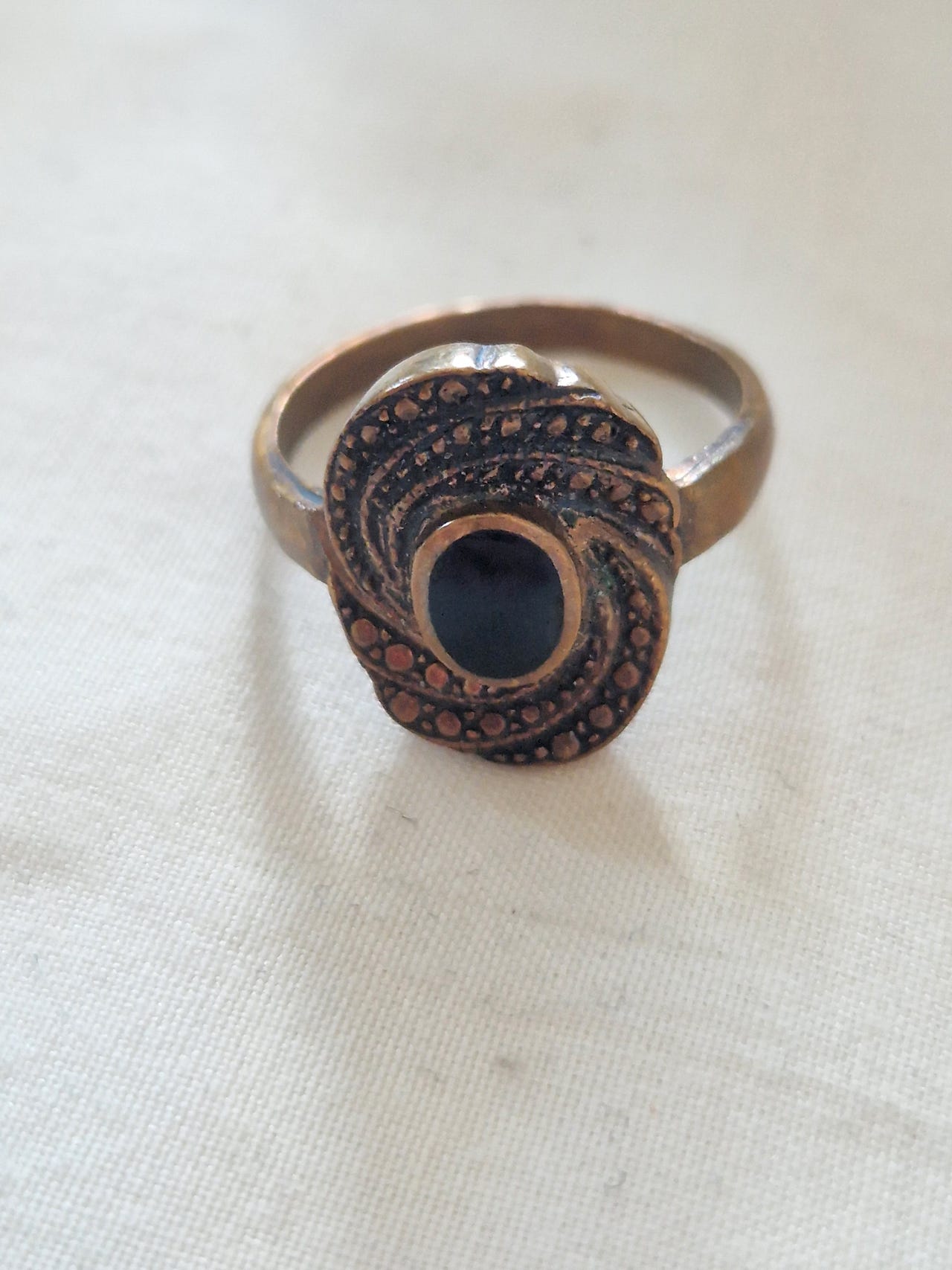 Ring i bronse med sort sten | FINN-torget