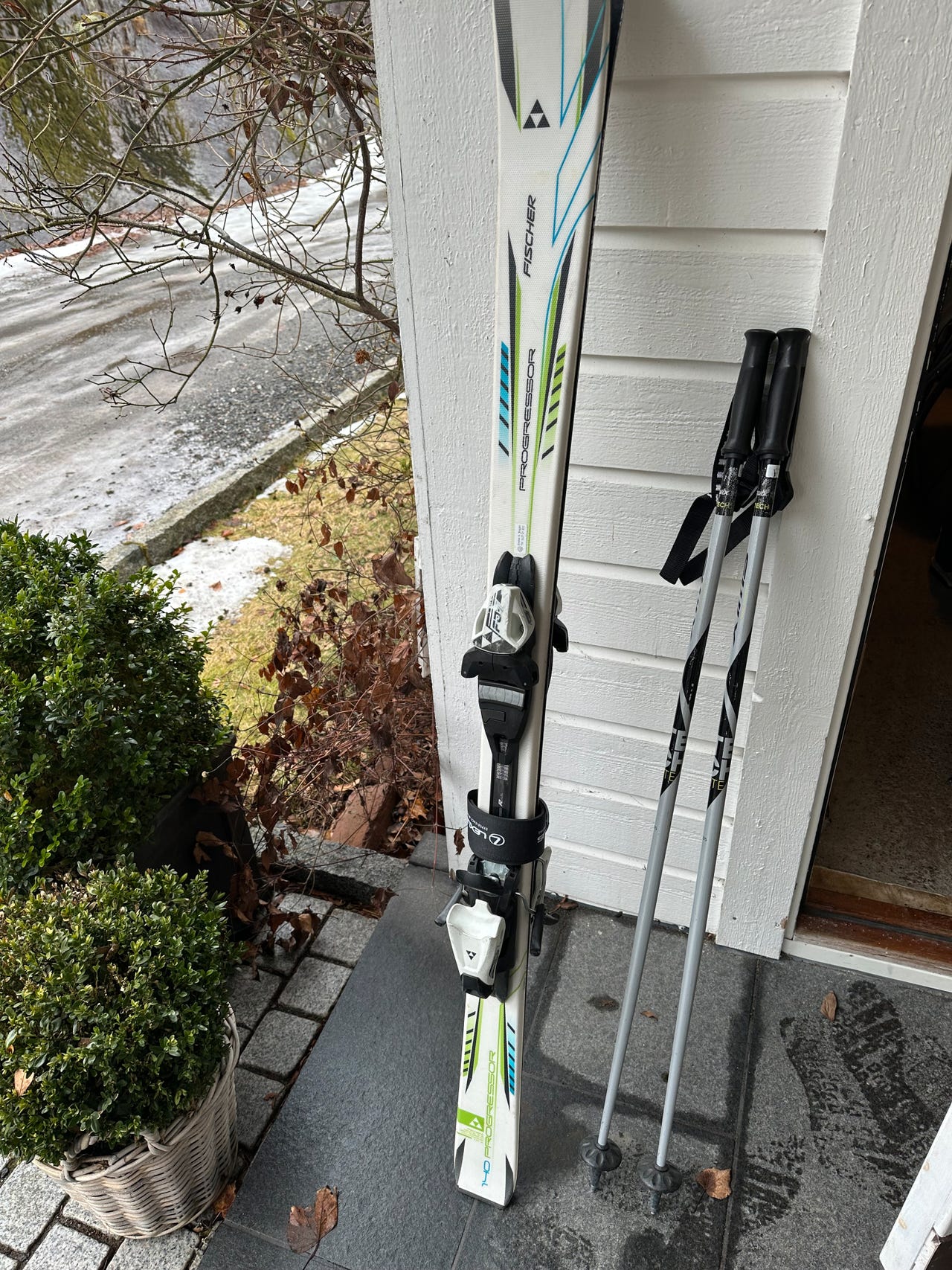 Komplett juniorpakke; alpinski, staver og støvler | FINN-torget