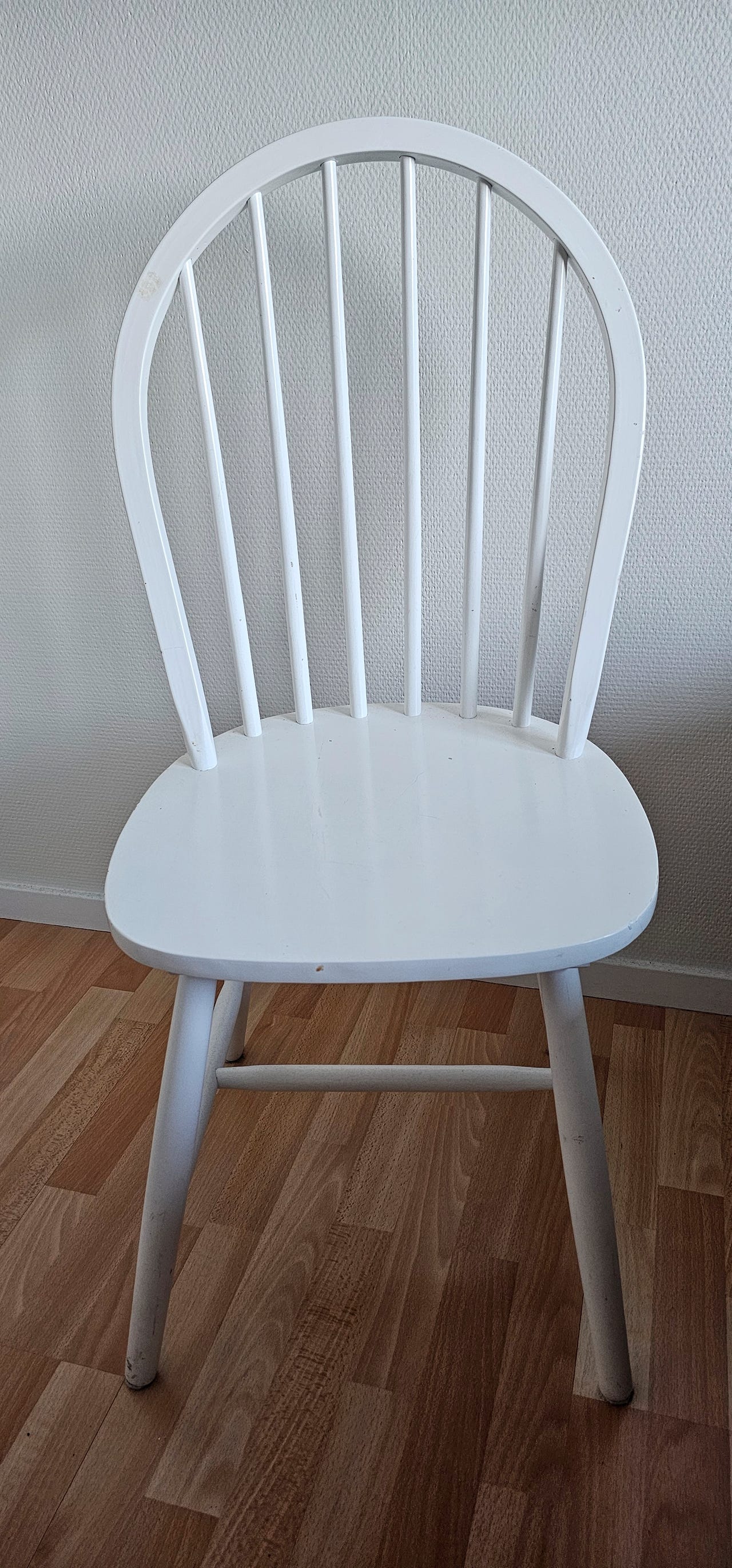 Hvit stol i heltre | FINN-torget