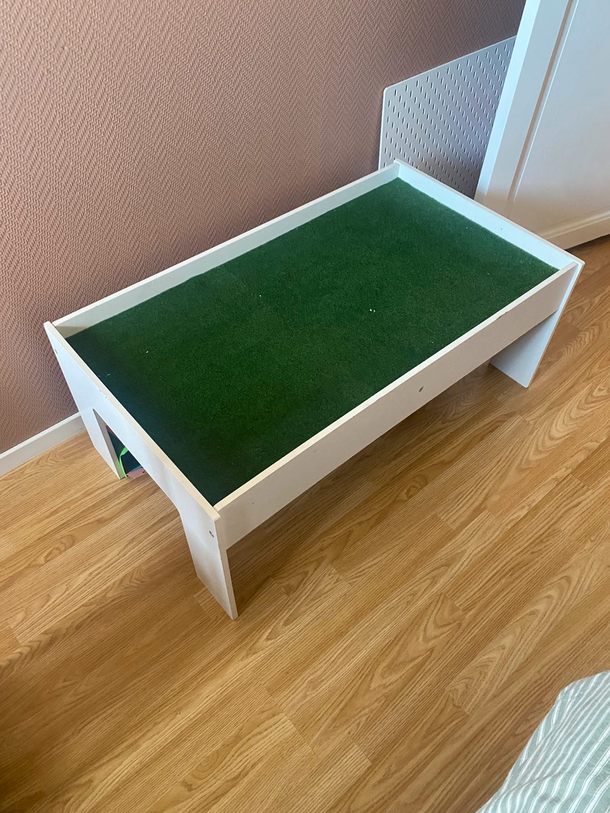 Lekebord med gressmatte | FINN-torget