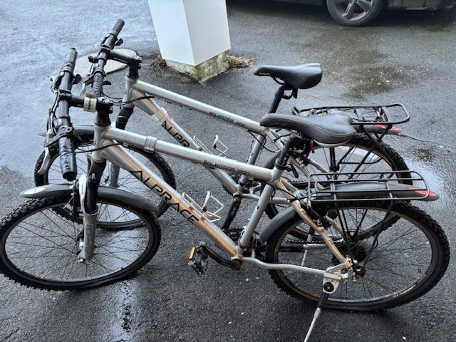 2 stk sykler + bil stativ for henger feste for 3 sykler selges samlet ...