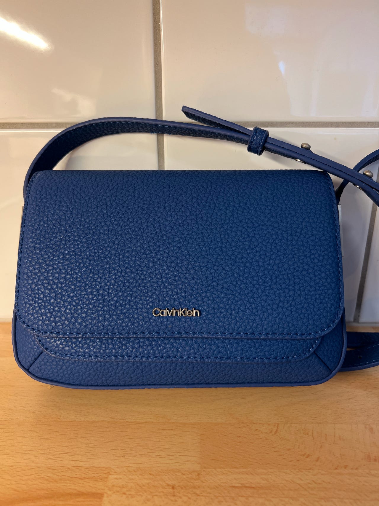 Calvin Klein veske i blått kunstskinn | FINN-torget