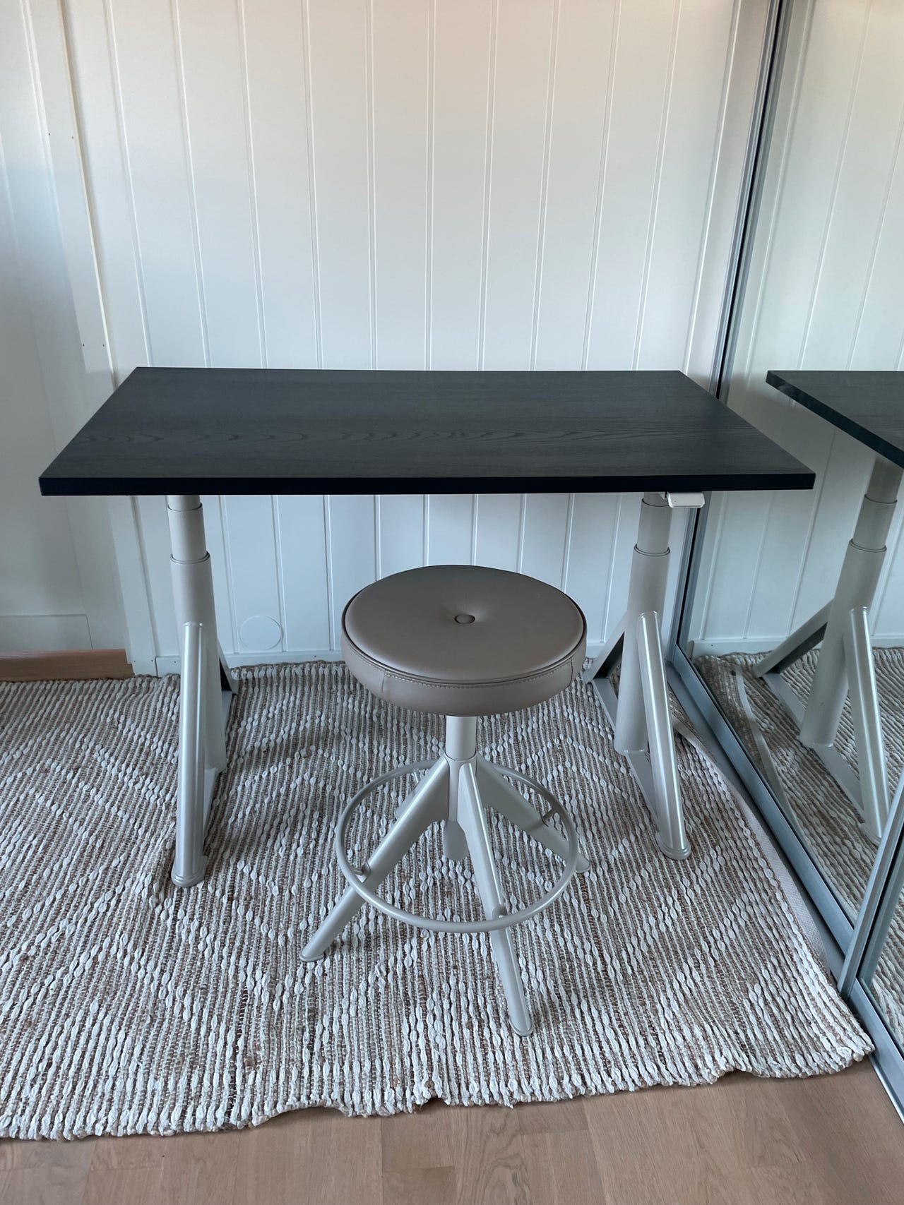 Skrivebord Hev/senk. Hev/senk skinn krakk. IKEA. | FINN-torget