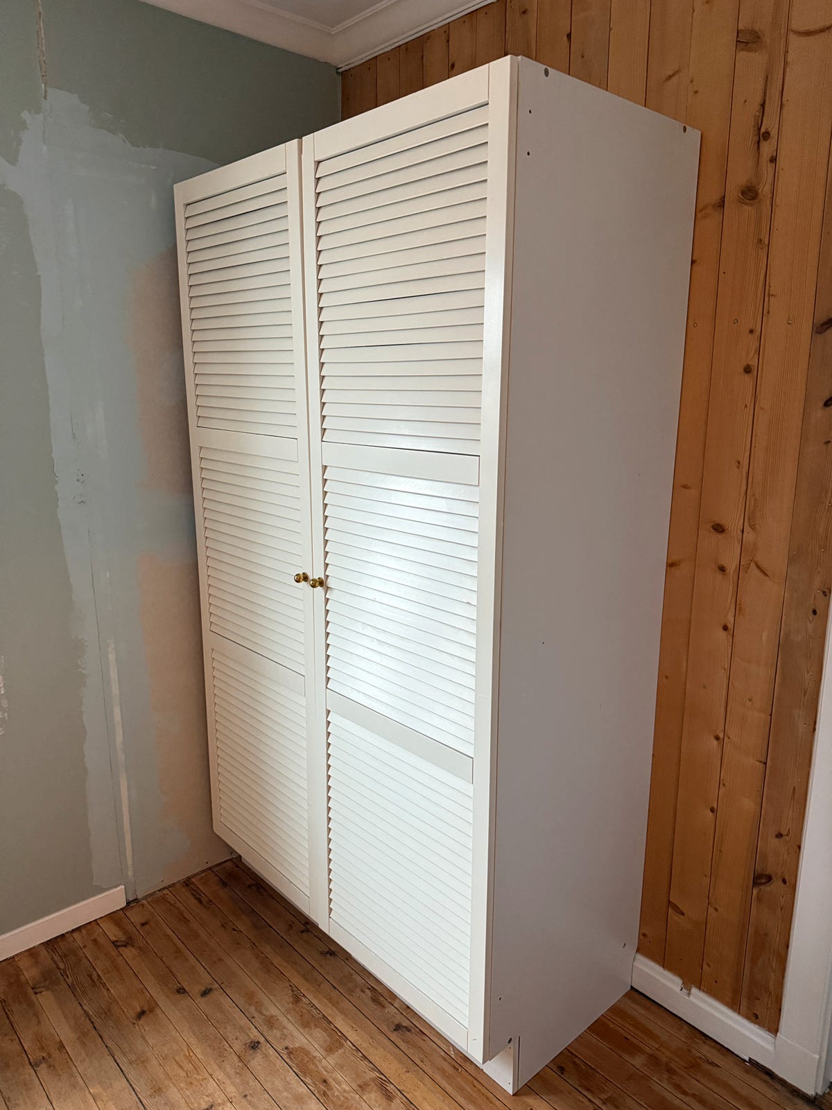 Tre klesskap gis bort | FINN-torget