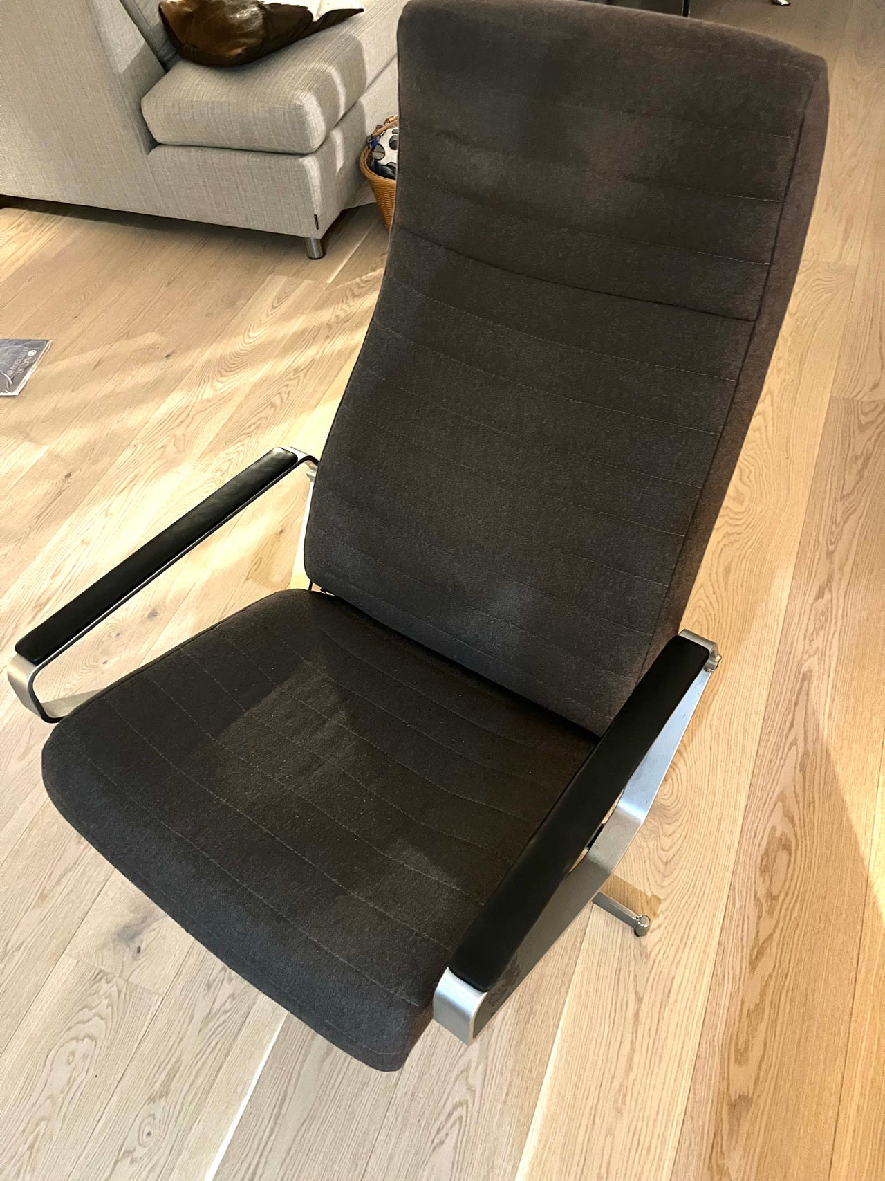 To Bolia lene/TV-stoler og en fotskammel | FINN-torget