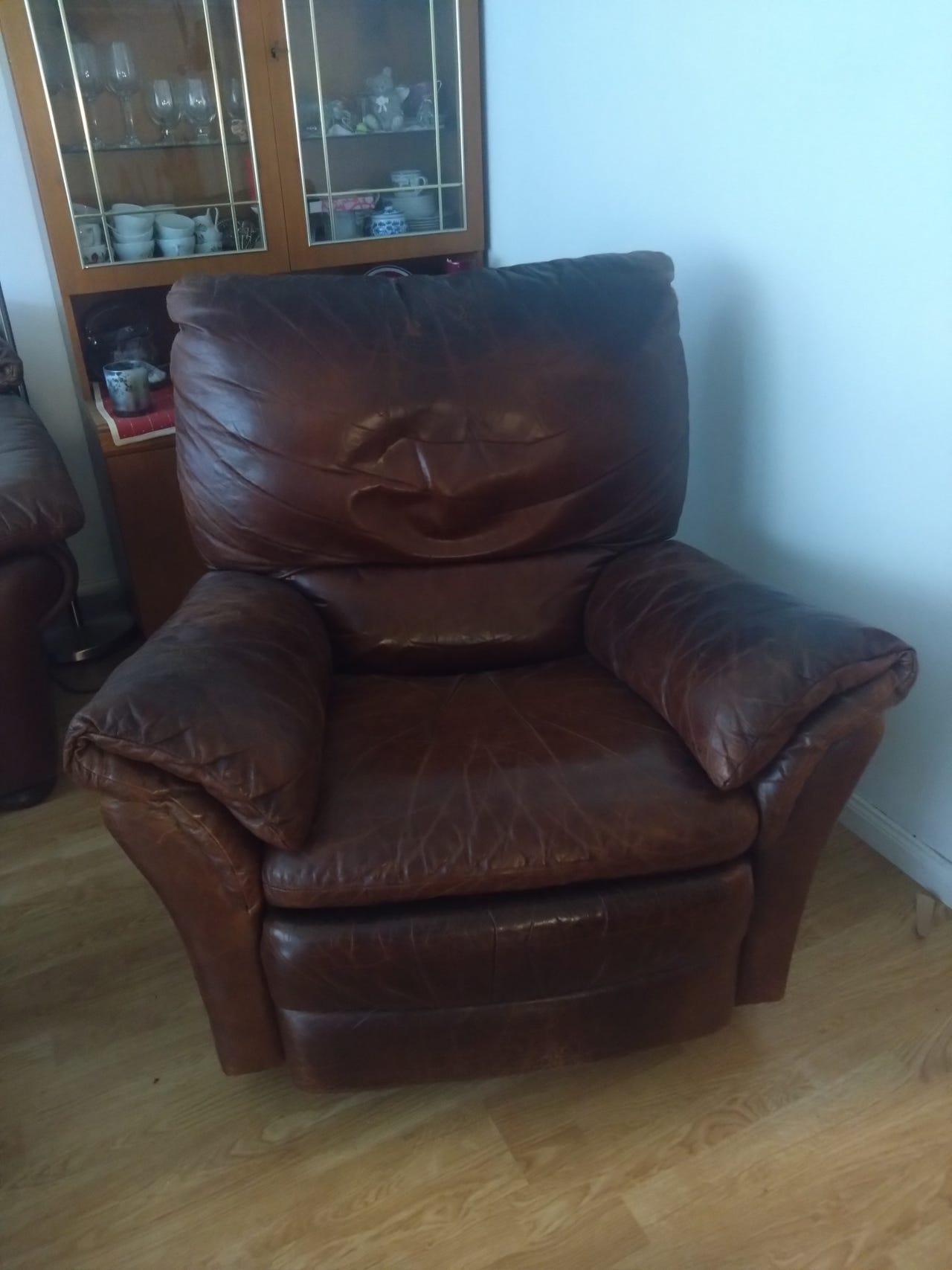 Brun skinnsofa og lenestol selges – komfortable og solide | FINN-torget