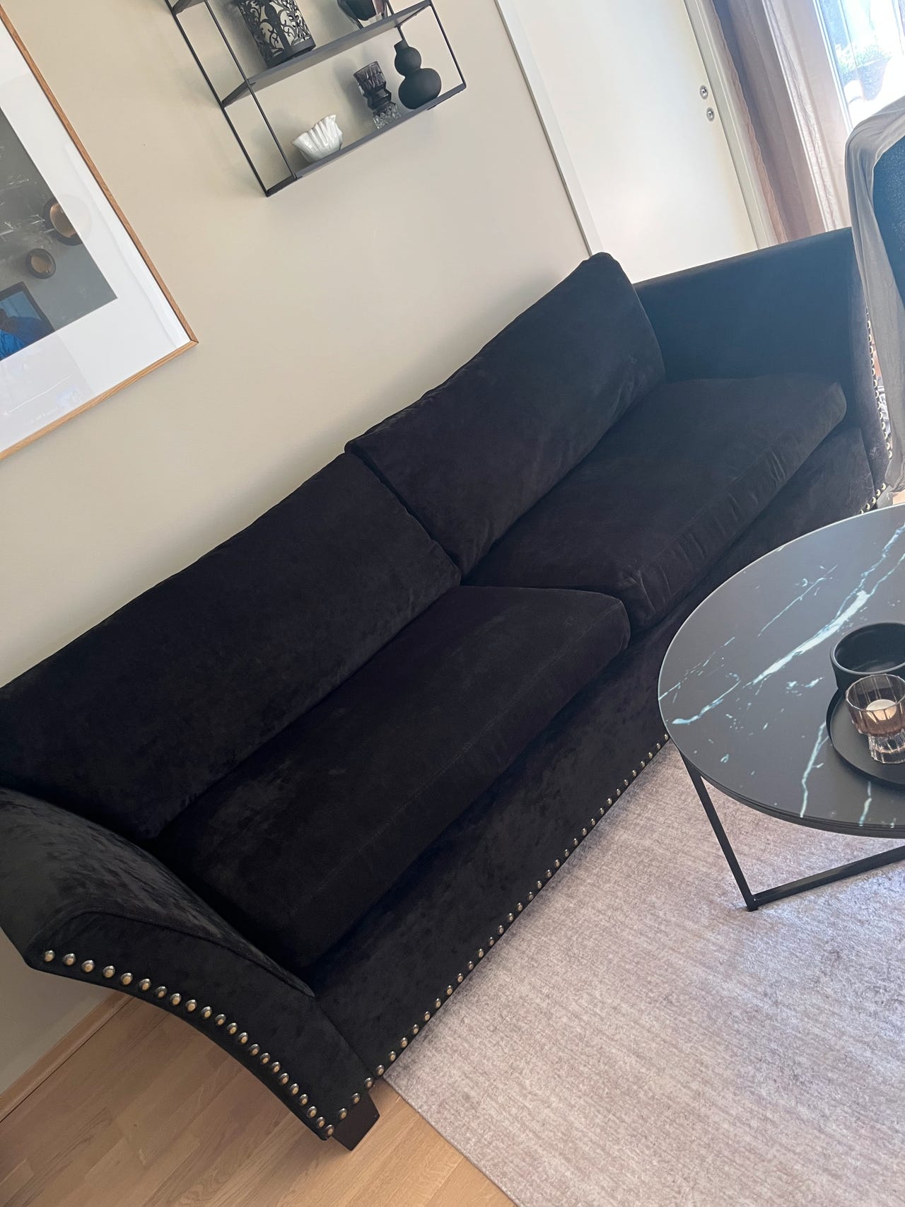 Pent brukt sofa selges pga hvit hårete katt | FINN-torget