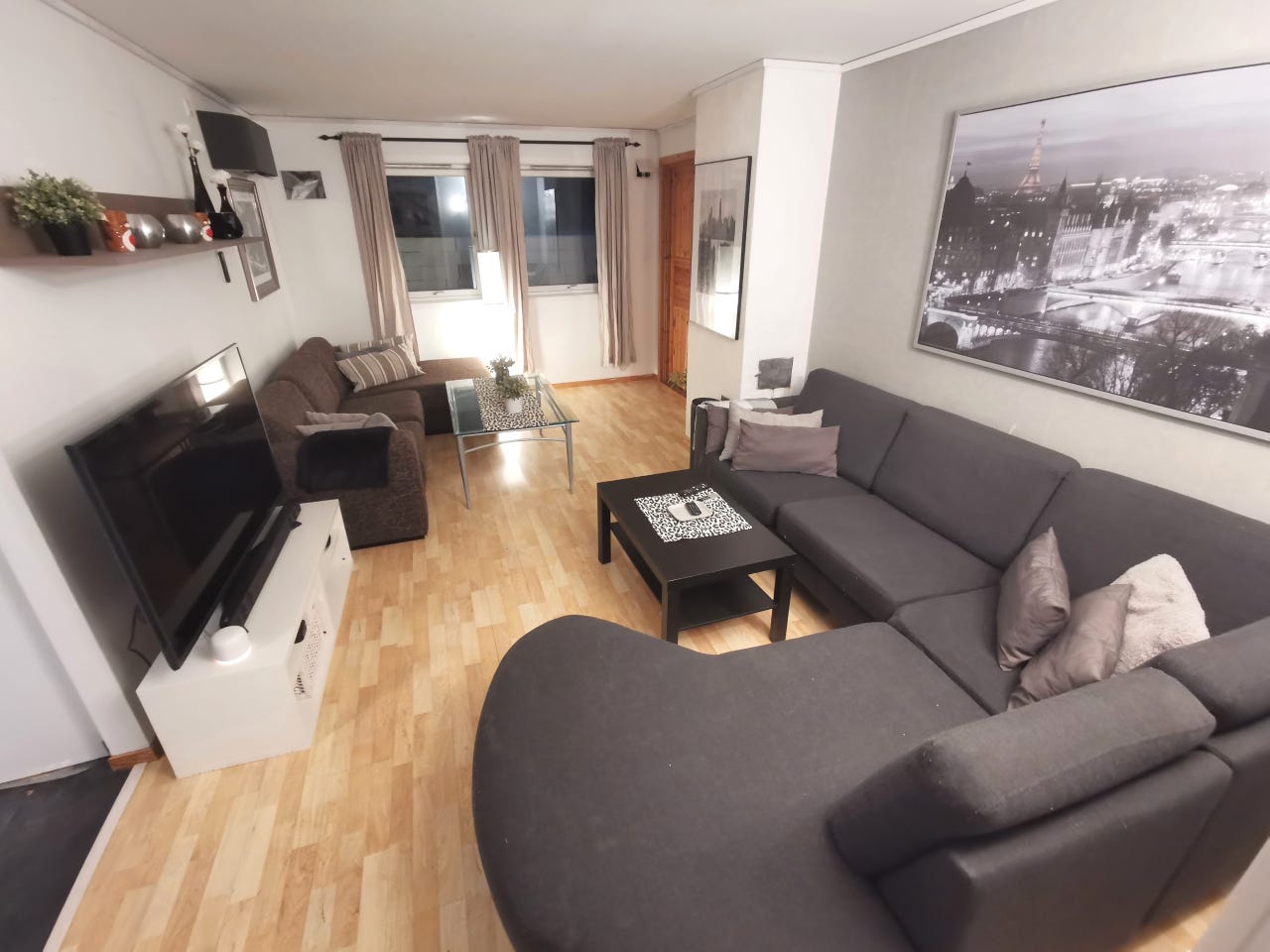 Rom i koselig møblert, godkjent leilighet - to bad, stor stue/kjøkken ...