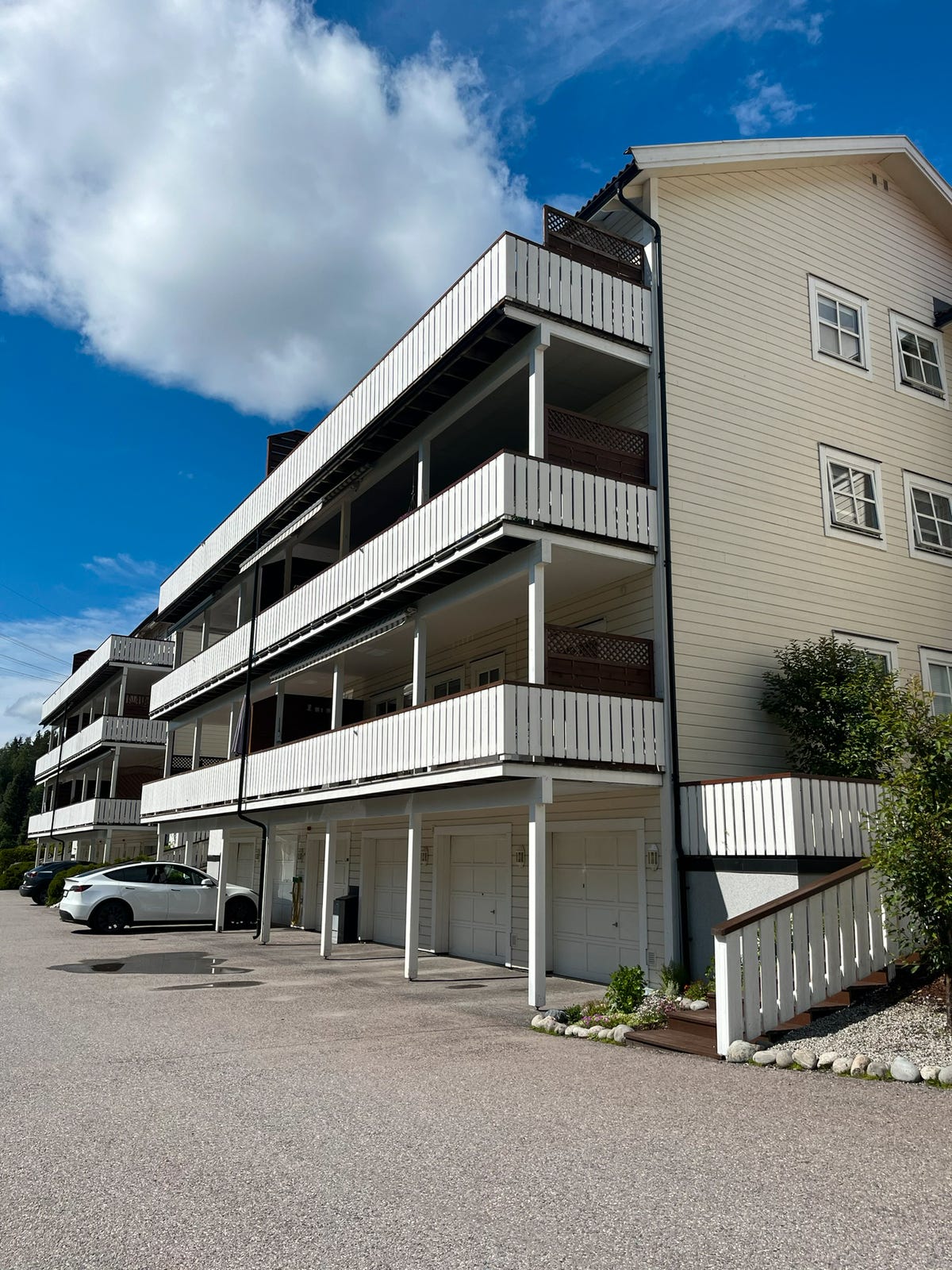 Pen 4-roms leilighet med stor veranda og marka som nærmeste nabo ...