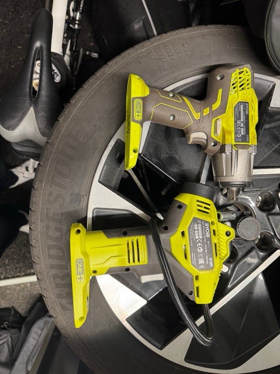 Ryobi dekkpumpe, slagtrekker, batteri + lader og Momentstavar | FINN-torget