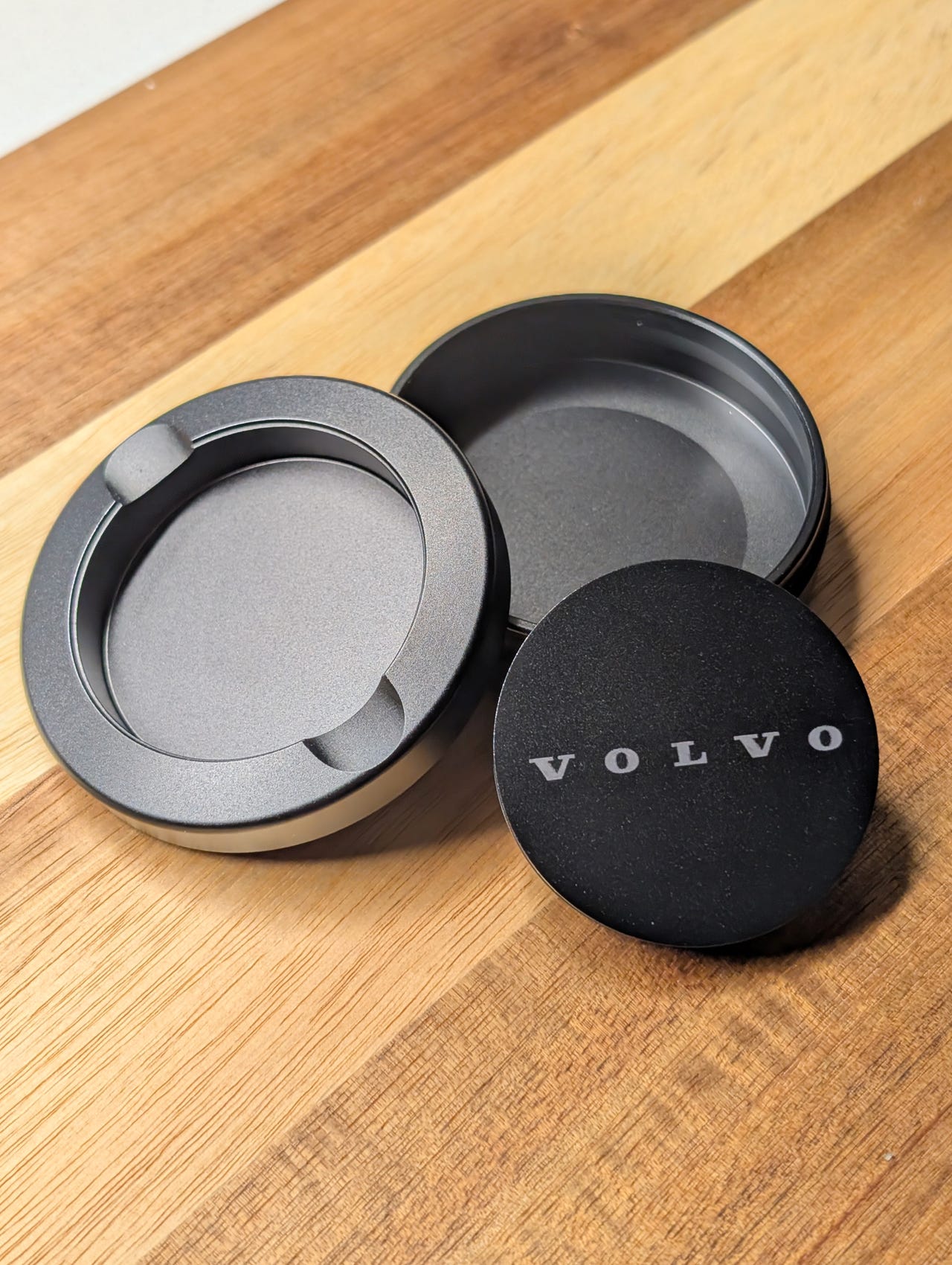 VOLVO fan? Høykvalitets Aluminium Snusboks - Helt ny - Gravert | FINN ...