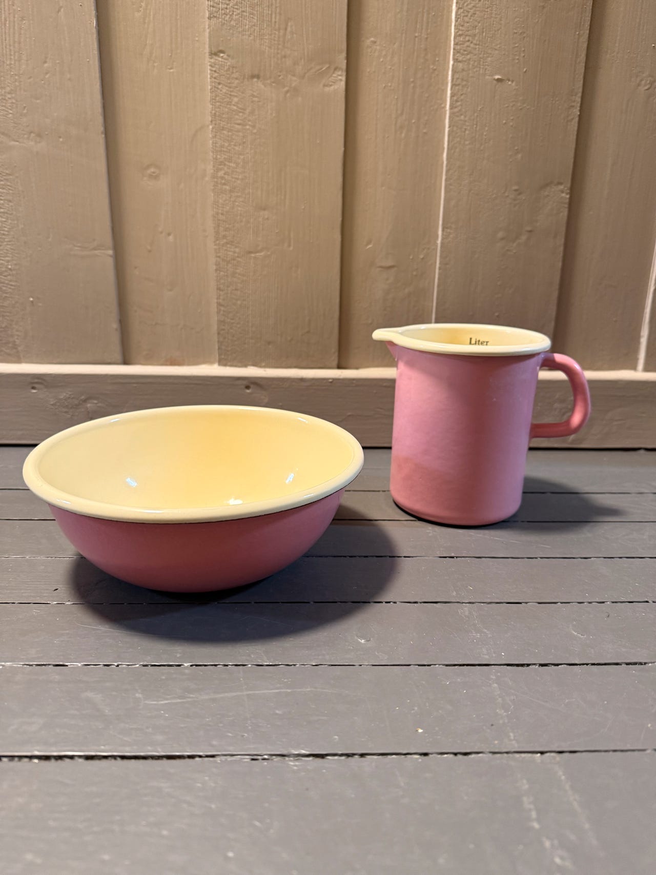 Emalje skål og desiliter måler i rosa | FINN-torget