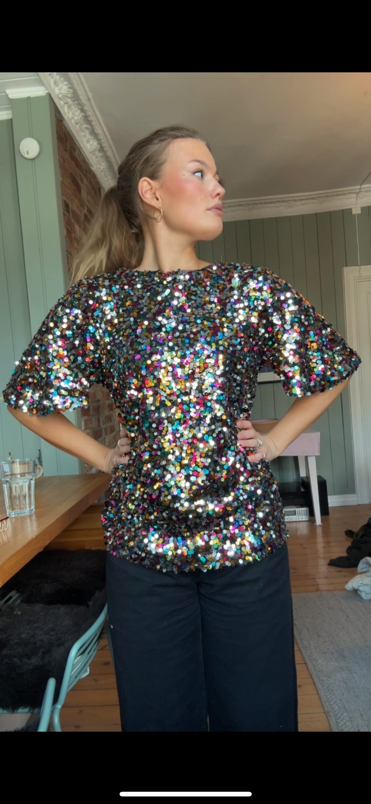 Paljett-topp med korte ermer – flerfarget, perfekt til fest | FINN-torget