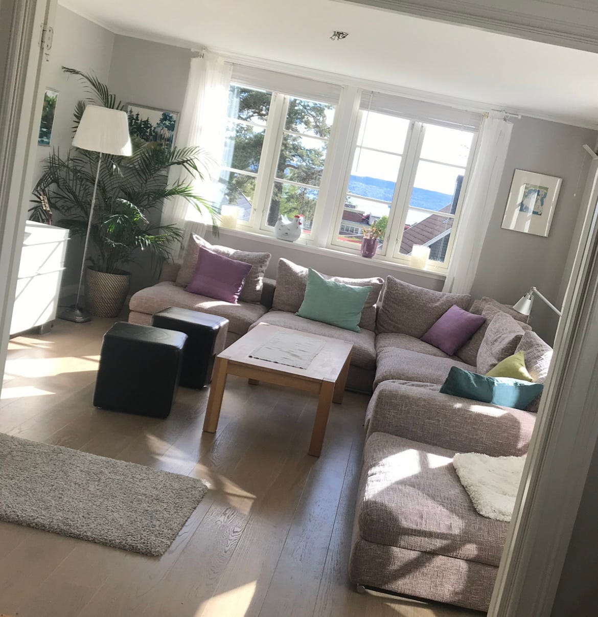 Stor, deilig, beige og pen modulsofa med puff og dunputer | FINN-torget